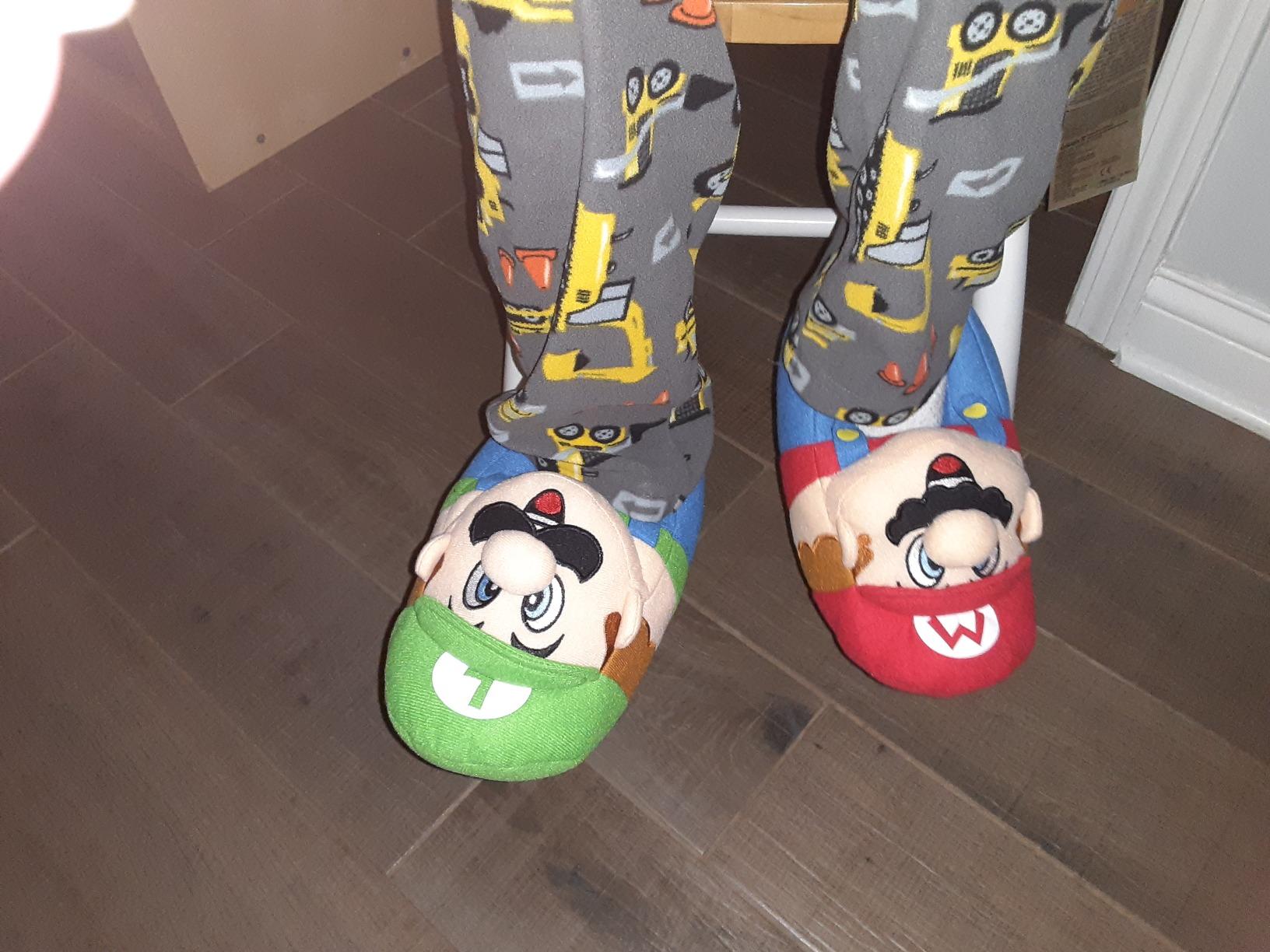 Amazon.com: SUPER MARIO Brothers Boys Plush Slippers (Medium / 13-1 ...