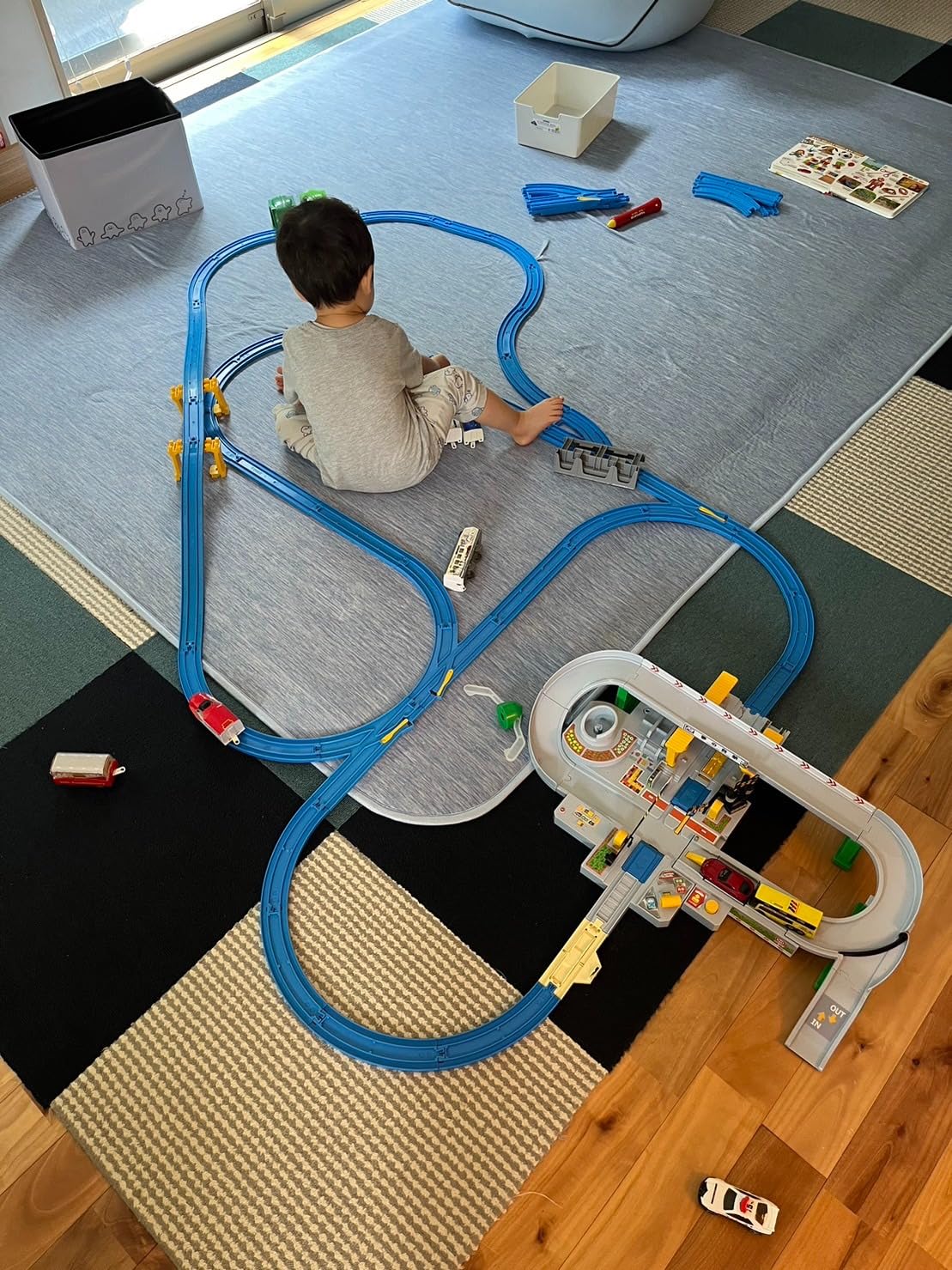 Amazon | タカラトミー(TAKARA TOMY) プラレール 5周年! トミカと遊ぼう! くるぞわたるぞ! カンカン踏切DXセット ...