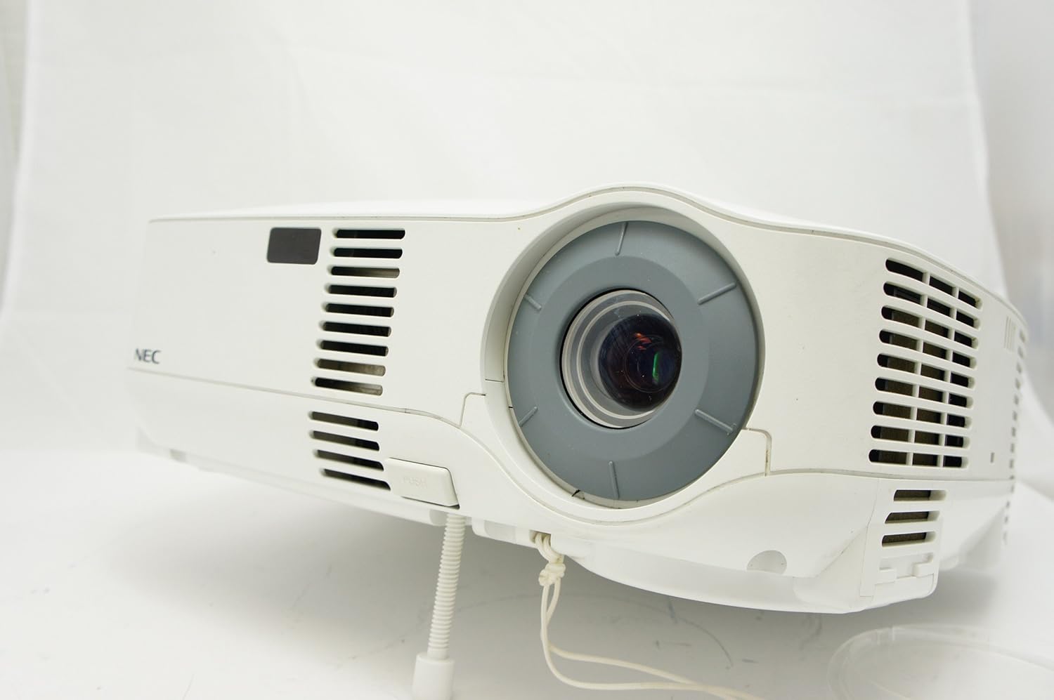 Amazon.com: NEC VT695 2500 Ansi Lumens, XGA Projector : Electronics