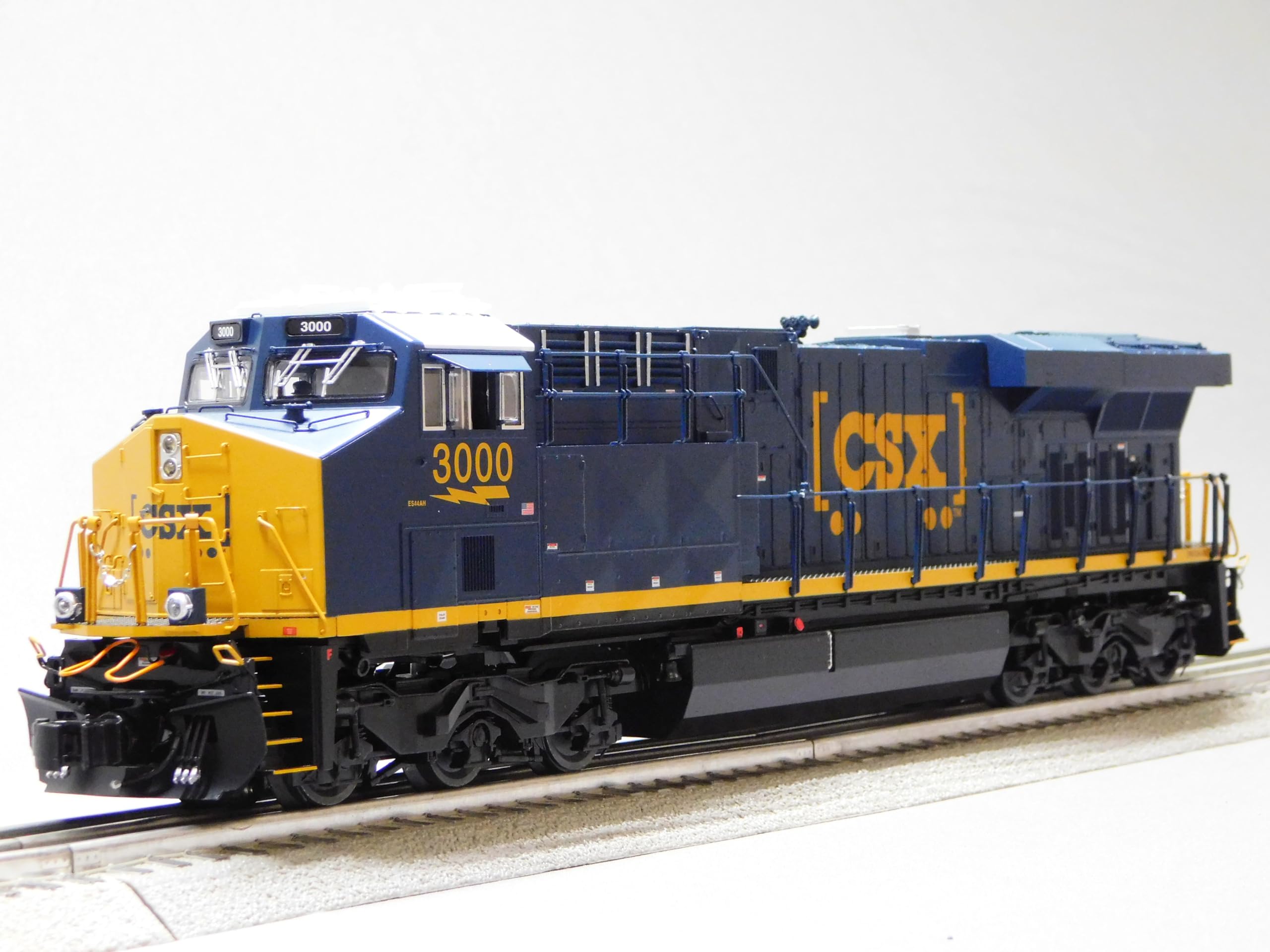 Amazon.com: Lionel BTO CSX Legacy ES44 Diesel Locomotive #3000 O Gauge 2433441 : Arts, Crafts ...