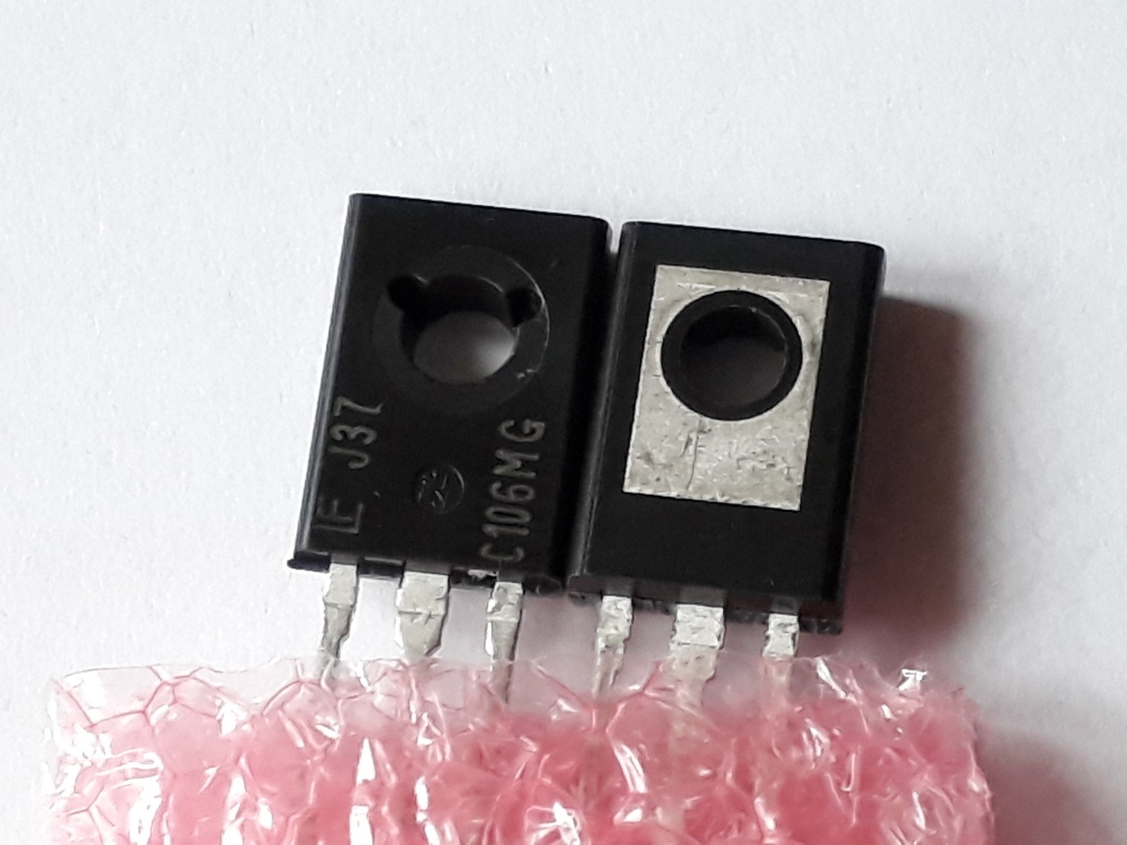 2X C106MG Thyristor 600V 2.55A 4A 0.2mA Package: bulk THT TO225AA ...
