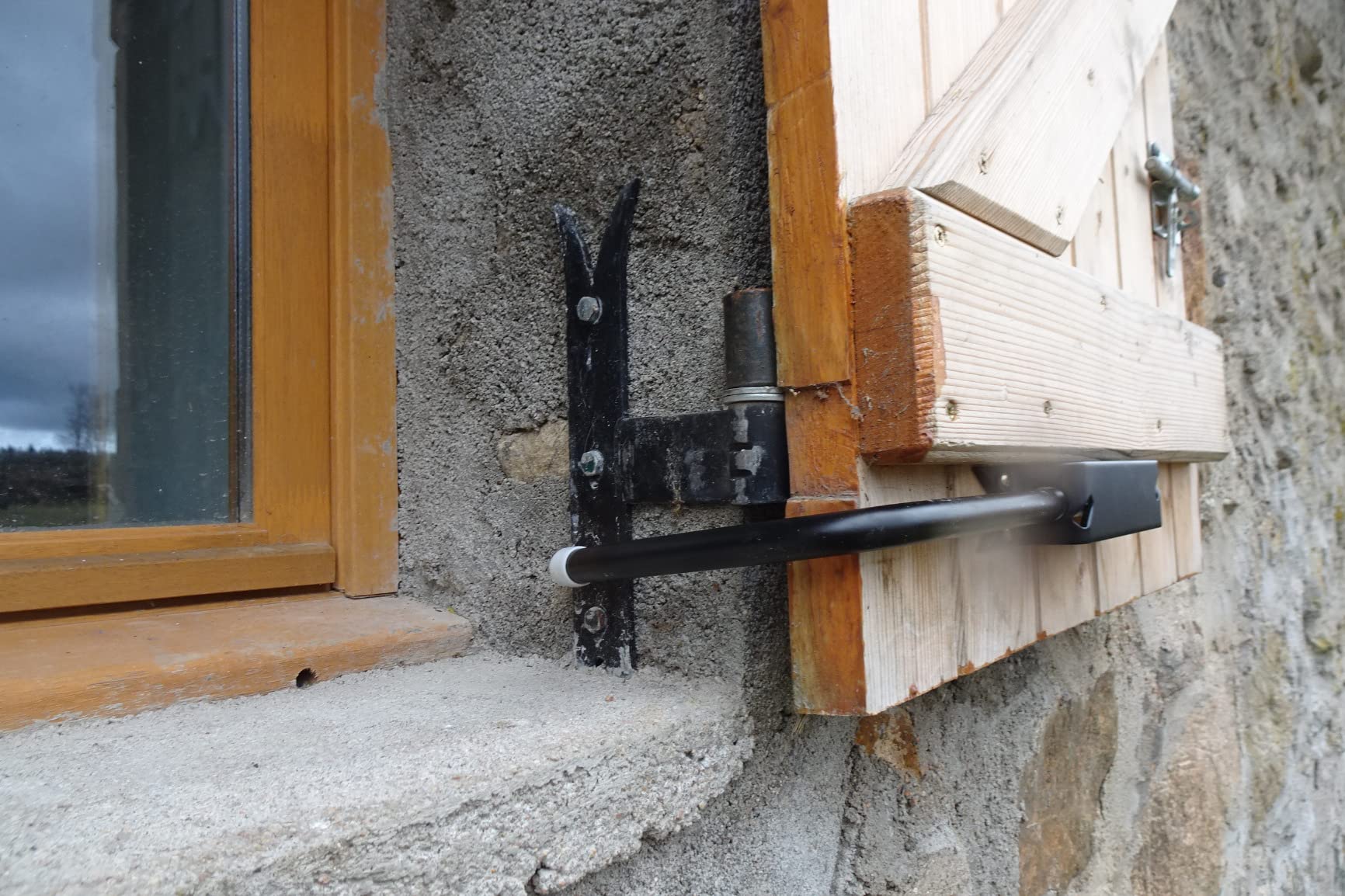 BLOQUE VOLET GAUCHE NOIR: 1 Arrêt de volet avec poignée pour ouvrir et ...