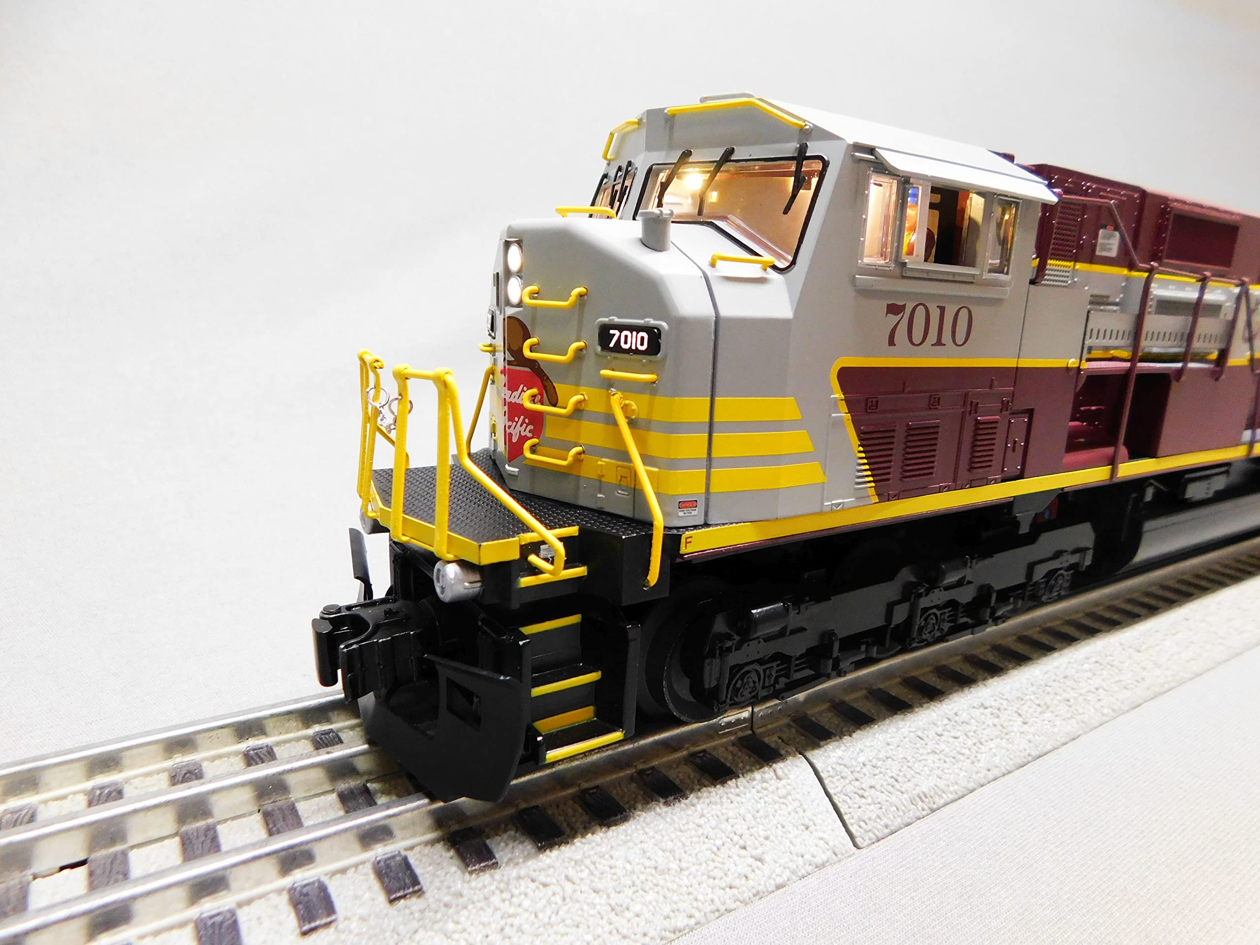 Amazon.com: LIONELL Canadian Pacific Heritage Legacy SD90MAC Diesel ...