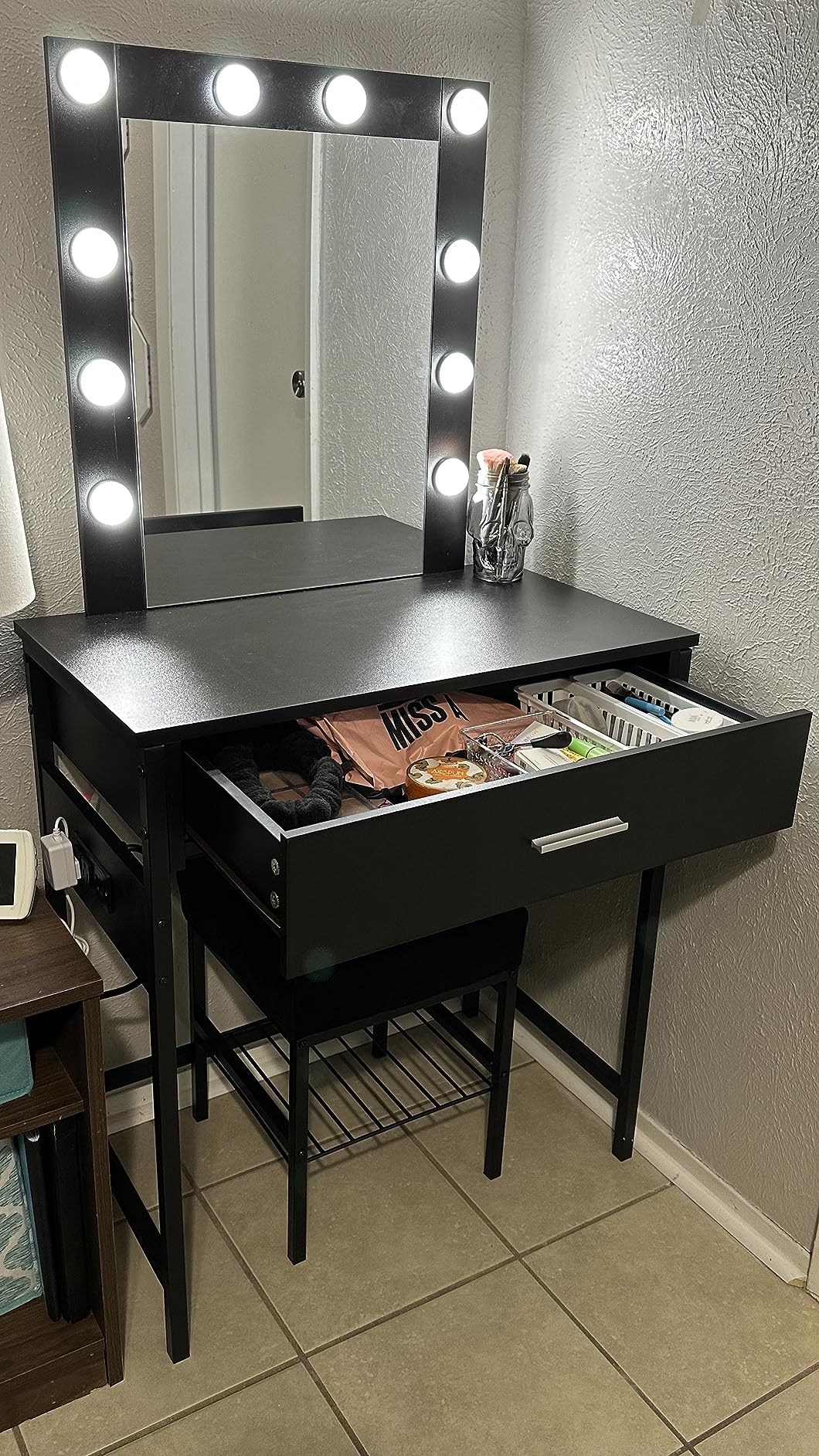 $20/mo - Finance Irontar Makeup Vanity Table with Charging Station and ...