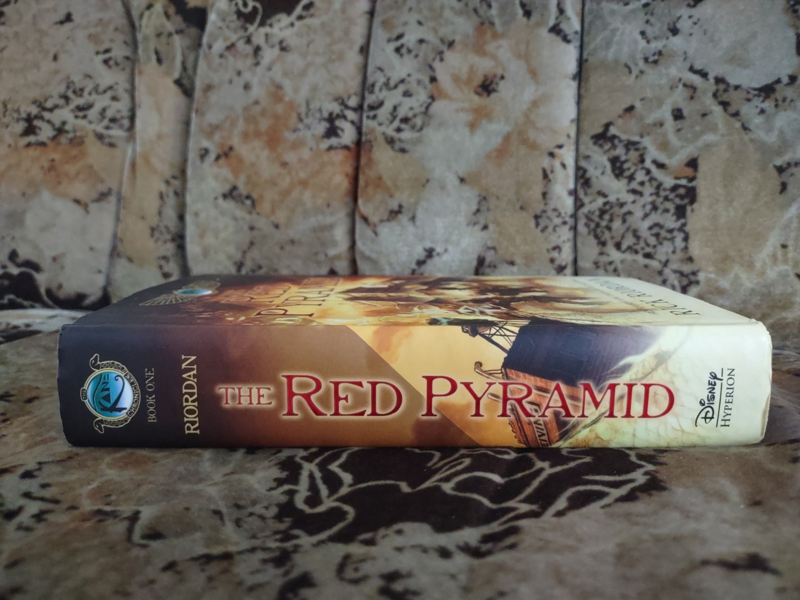 Kane Chronicles : The Red Pyramid : Rick Riordan: Amazon.in: Books