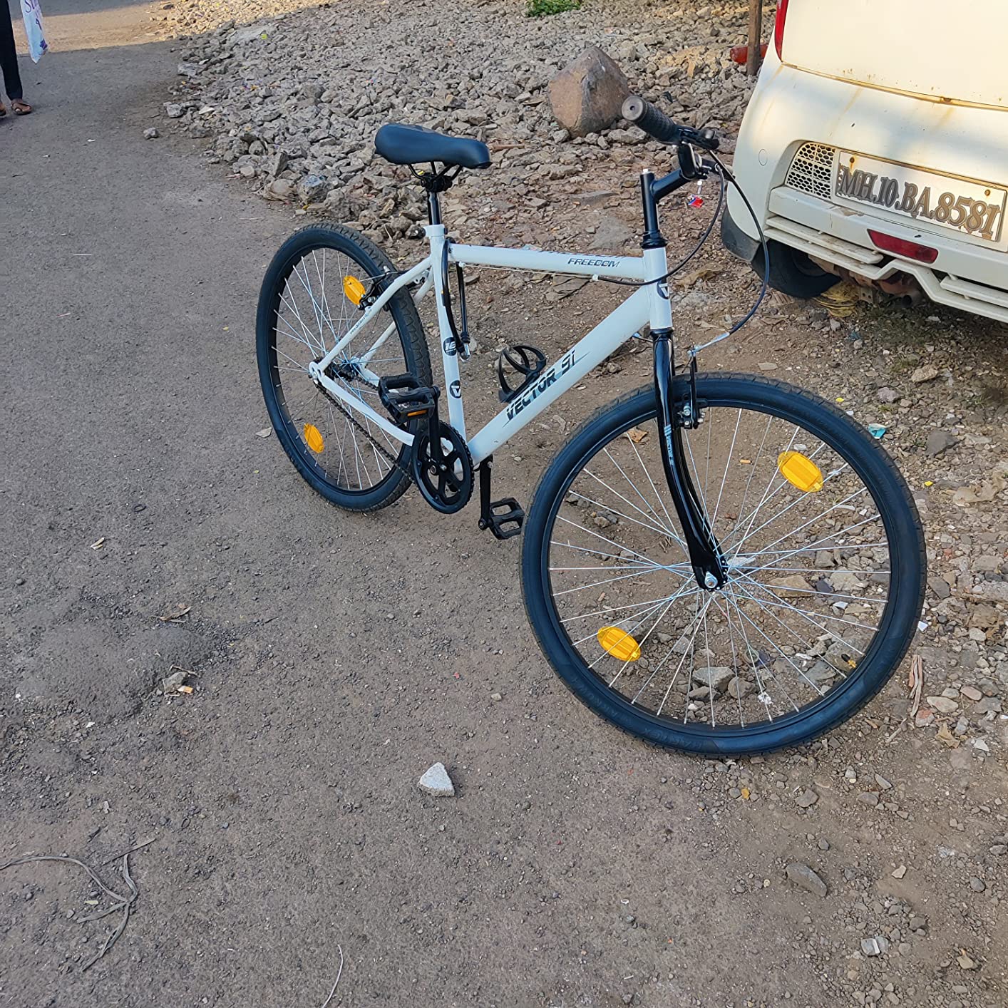 VECTOR 91 Freedom 26T White Single Speed Hybrid Cycle for Men, 18 ...