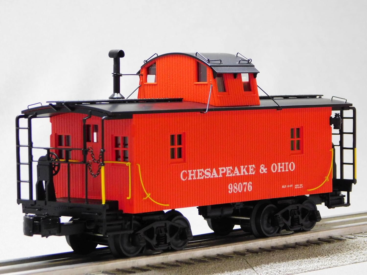 Amazon.com: Lionel Chesapeake & Ohio Lighted Wood Caboose #98076 ...