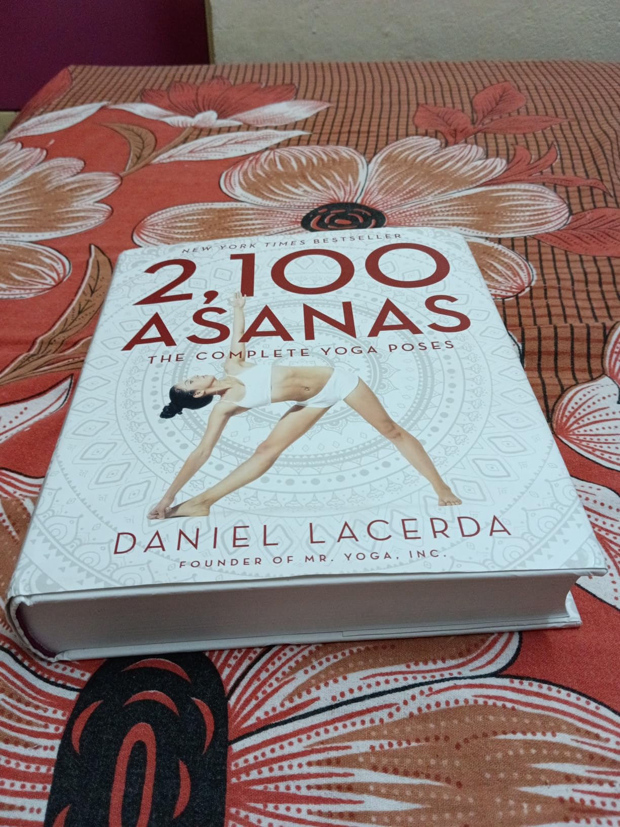2,100 ASANAS: THE COMPLETE YOGA POSES : Lacerda, Daniel: Amazon.in: Books