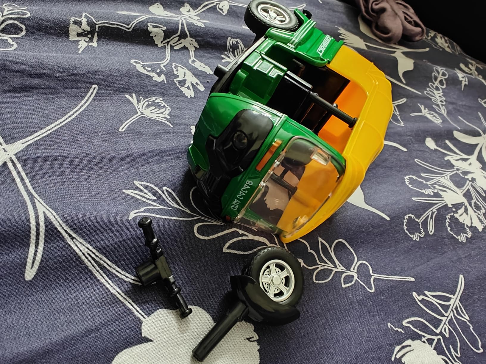 Metro Toys 1:14 Scale Bajaj Auto Die-Cast Metal Model Toy Rickshaw for ...