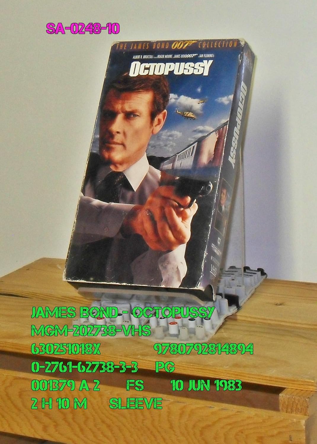 Amazon.com: Octopussy [VHS] : Moore, Adams, Jourdan, Wayborn, Be ...