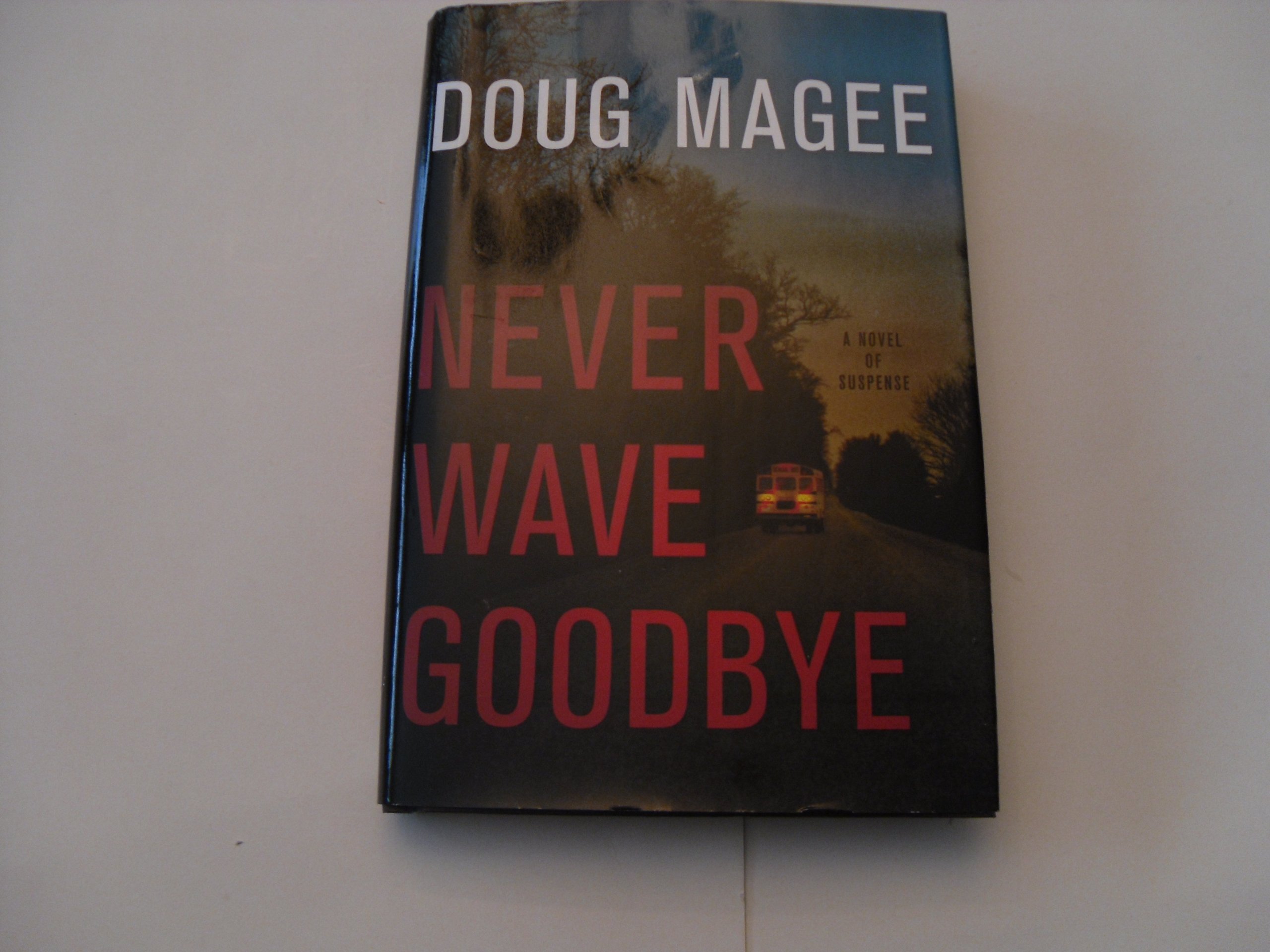 Never Wave Goodbye: A Novel of Suspense: Magee, Doug: 9781439153987 ...
