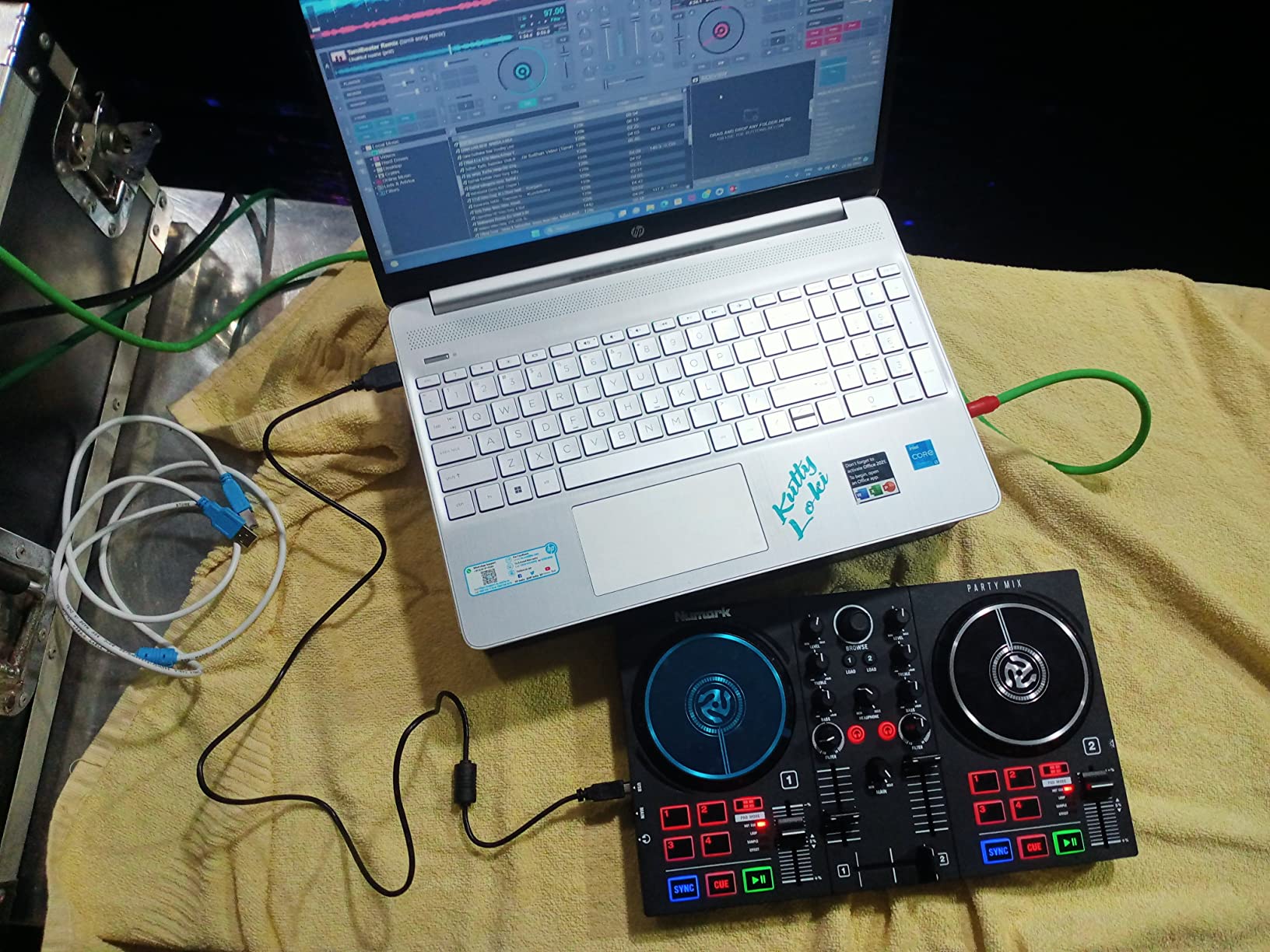 Numark Party Mix Live DJ Controller with Built-in Light Show & Speakers ...