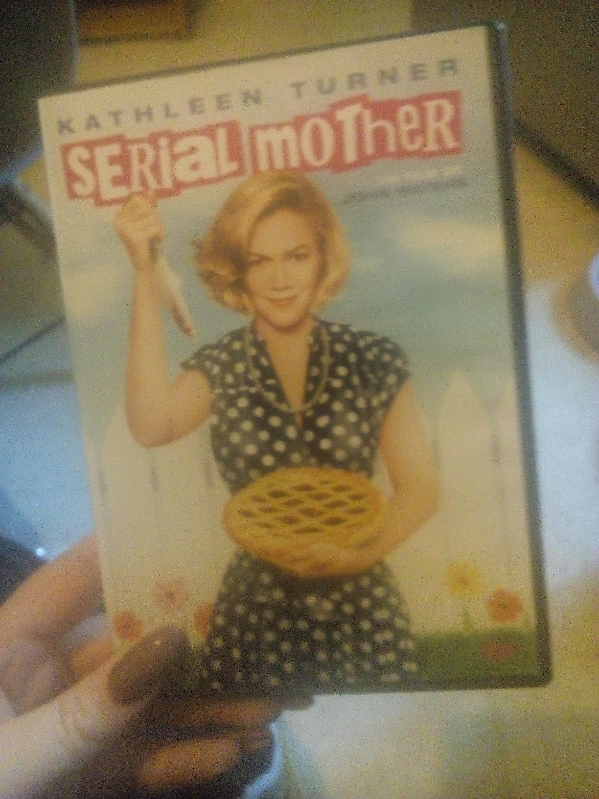 Amazon: Serial Mother / Serial Mom [ Origine Danoise, Sans Langue ...