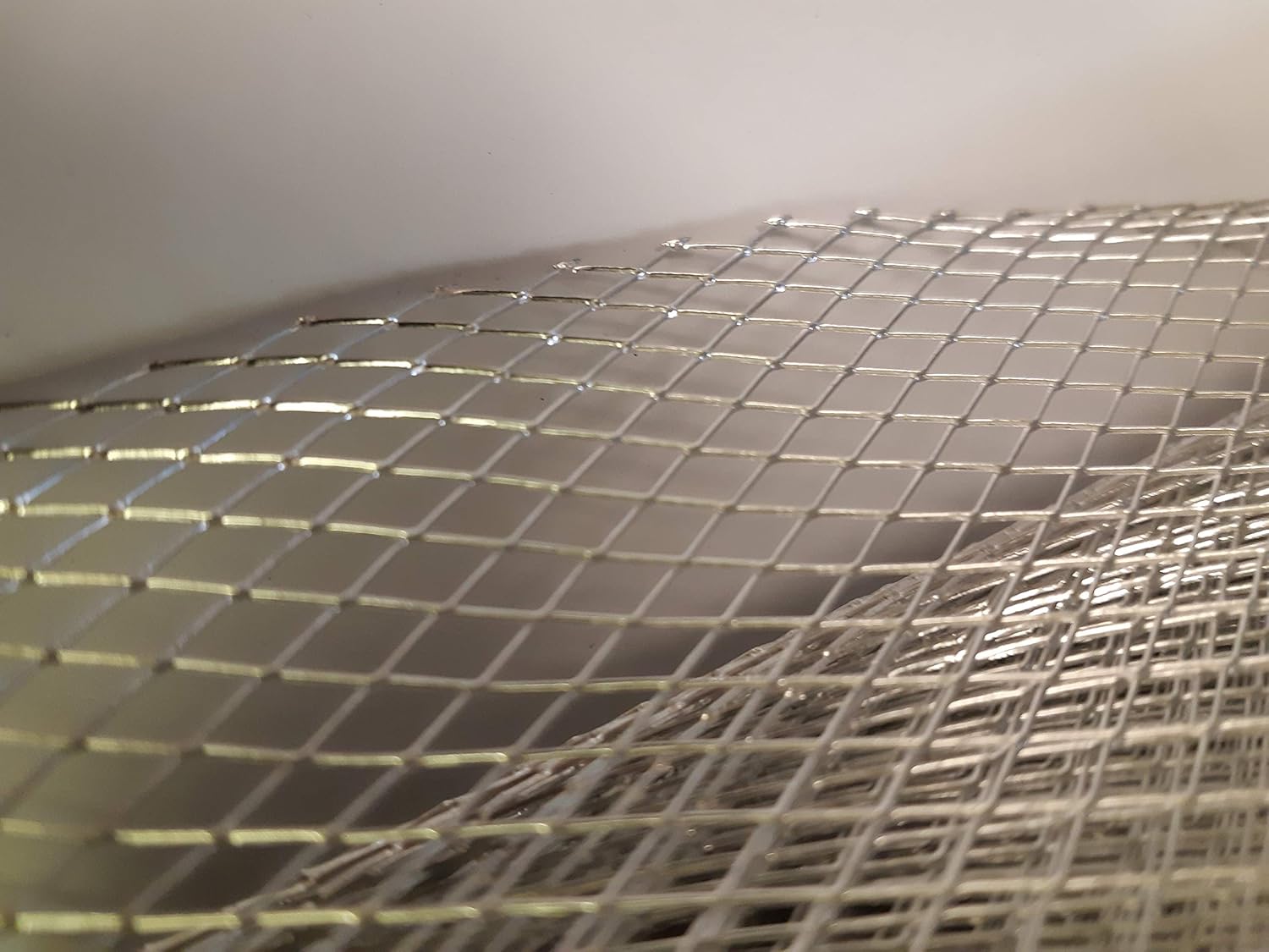 Modelling Mesh Aluminium Wire - Coarse 500mm x 3metres : Amazon.co.uk ...