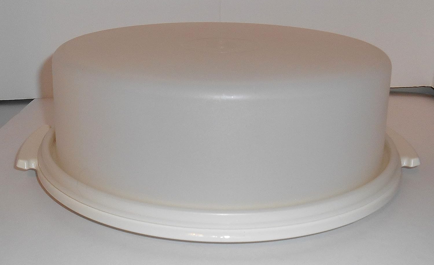 Amazon.com: Tupperware Pie Taker 9" White with Sheer Dome NO HANDLE ...