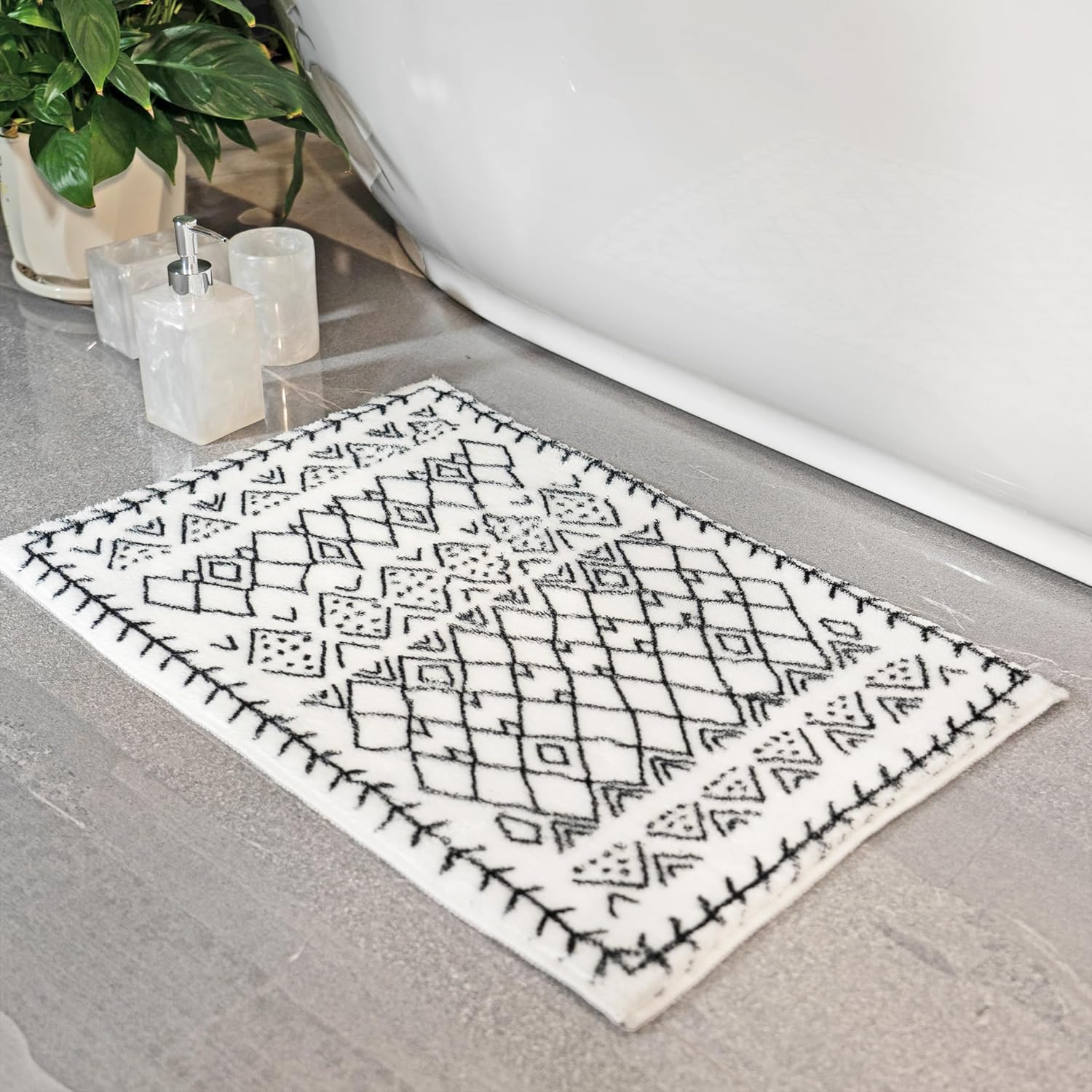 Amazon.com: Tititex Luxury Small White Black Bohemian Runner Rug, 16x24 ...