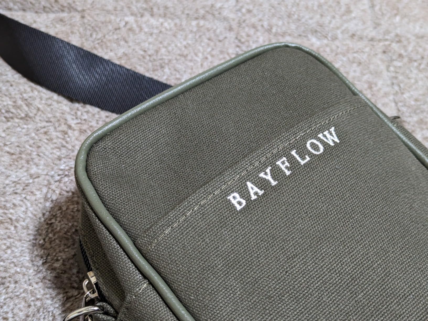 BAYFLOW ペットボトルがタテに入る! LOGO SHOULDER BAG BOOK KHAKI (宝島社ブランドブック) | 宝島社 ...