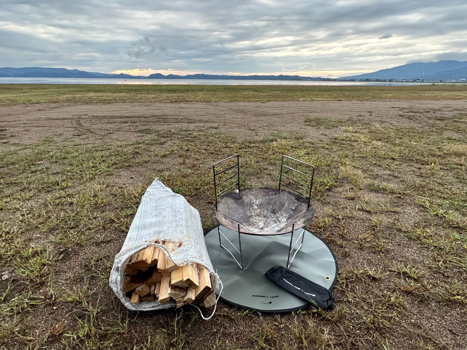 Amazon | UJack(ユージャック) 焚き火シート 丸形 まるみを帯びた焚き火シート 公式アンバサダーまるみのキャンプコラボ | ユージャック(UJack) | キャンプ用グリル・焚火台