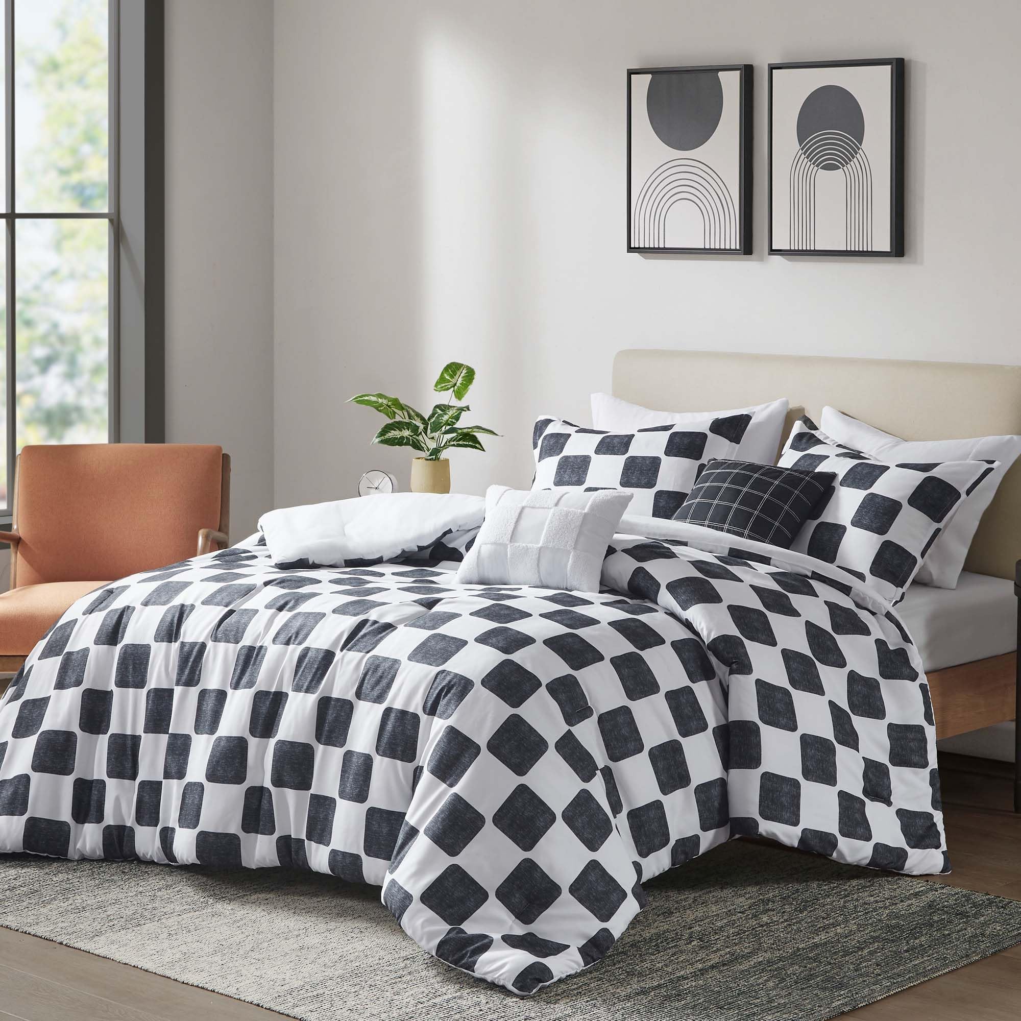 Amazon.com: Intelligent Design Queen Comforter Set Chic Black & White ...