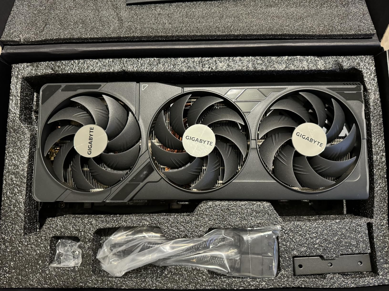 Amazon.com: GIGABYTE GeForce RTX 4080 Super WINDFORCE V2 16G Graphics ...