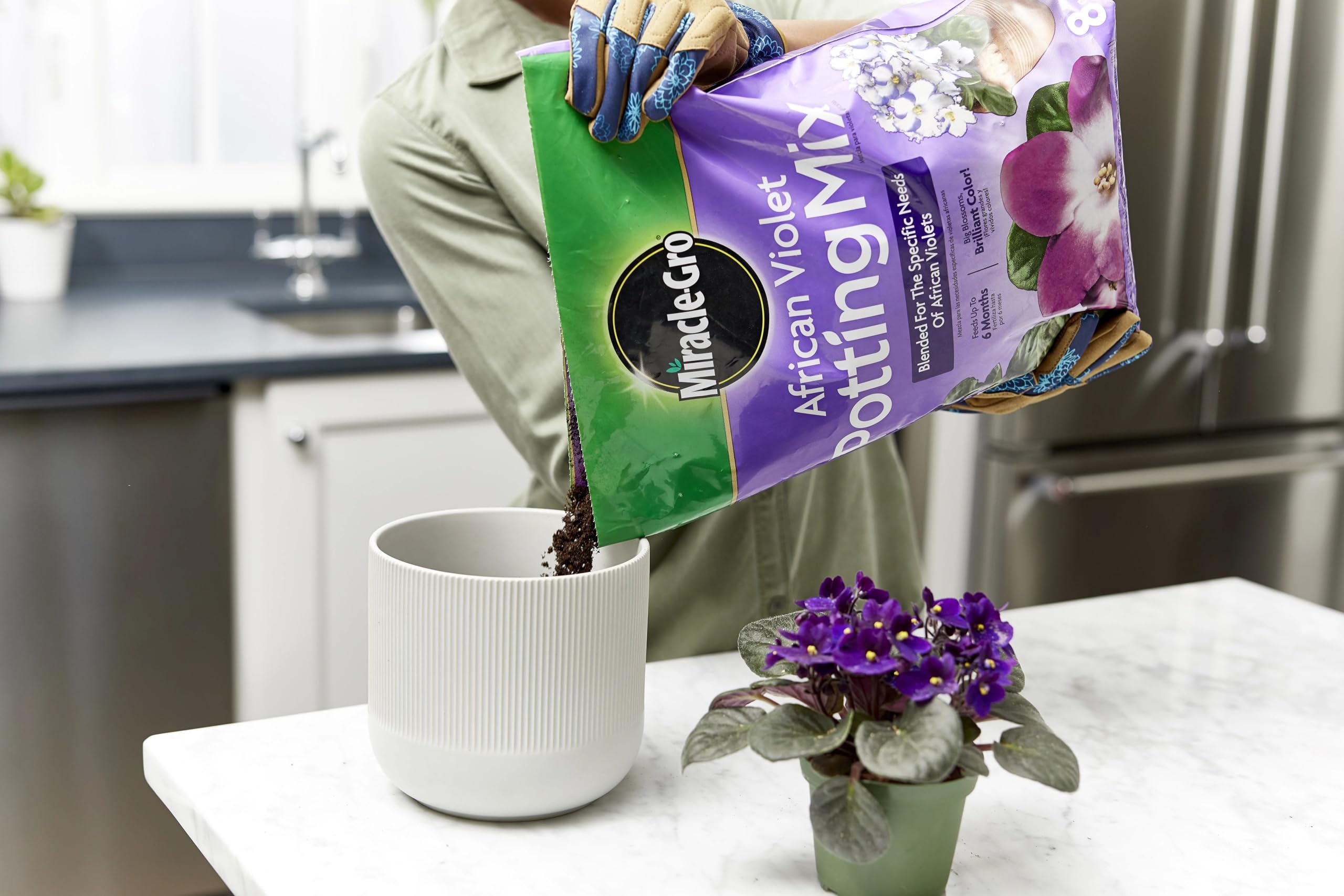 Miracle-Gro African Violet Potting Mix, Added Fertilizer Feeds Up to 6 ...