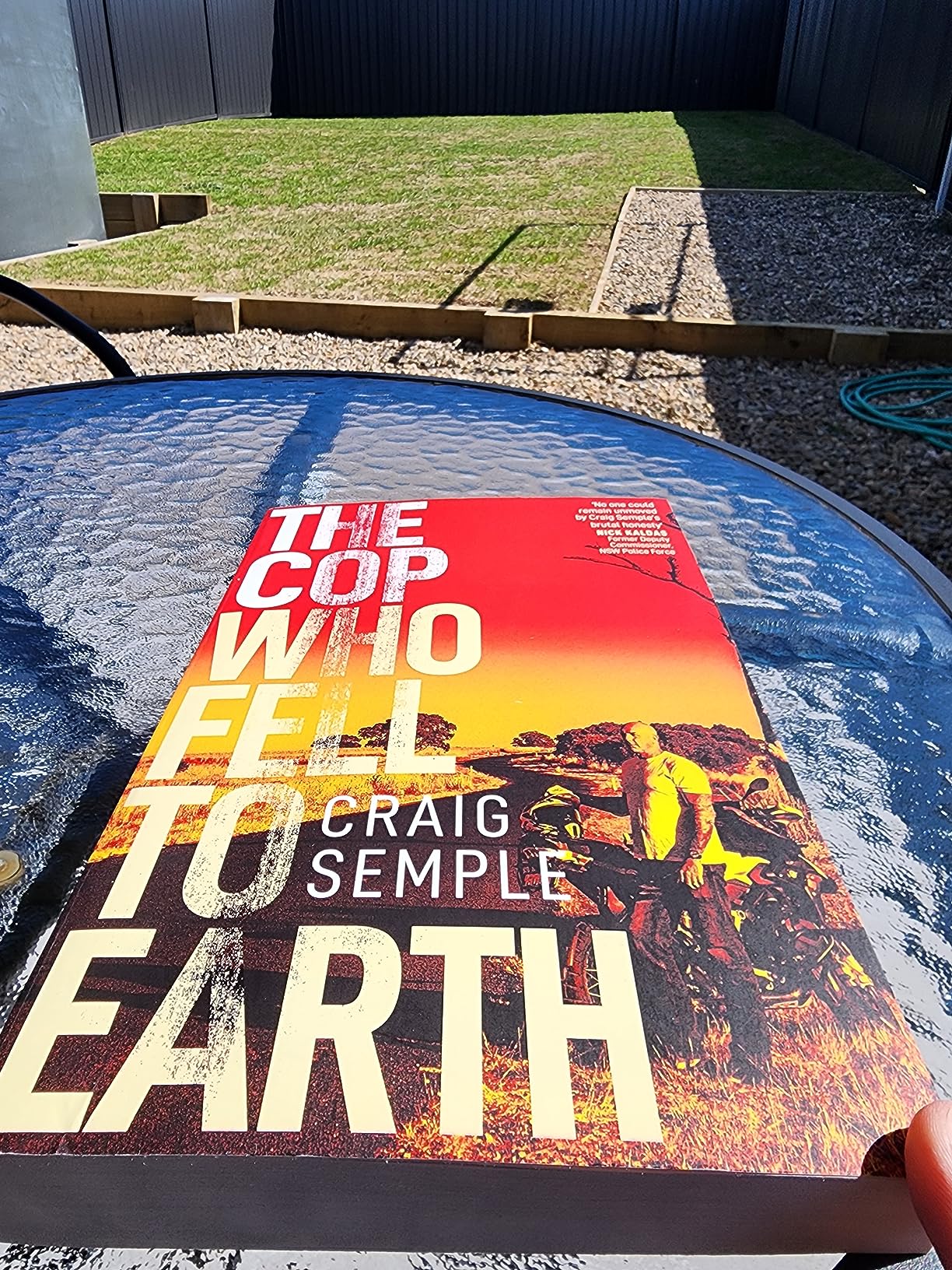 The Cop Who Fell to Earth - Semple, Craig | 9781760687939 | Amazon.com ...