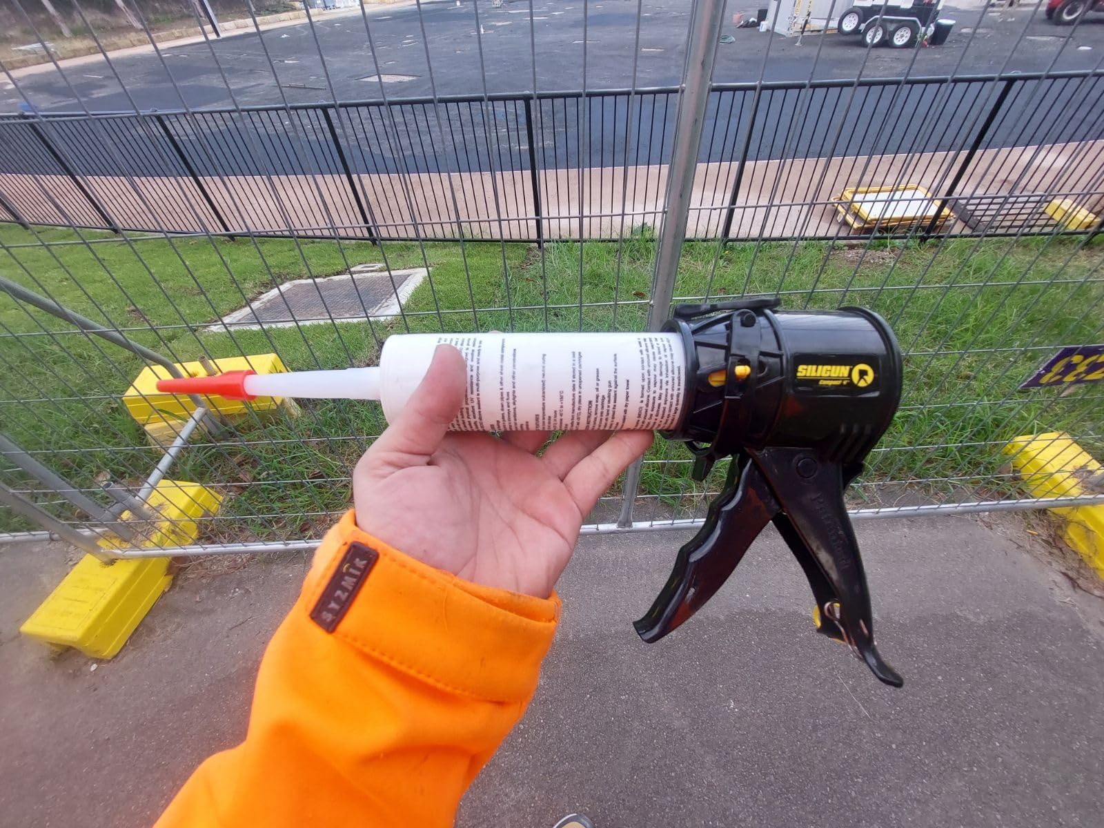 Siligun Compact Dripless Caulking Gun, 4-Inch Size : Amazon.com.au ...