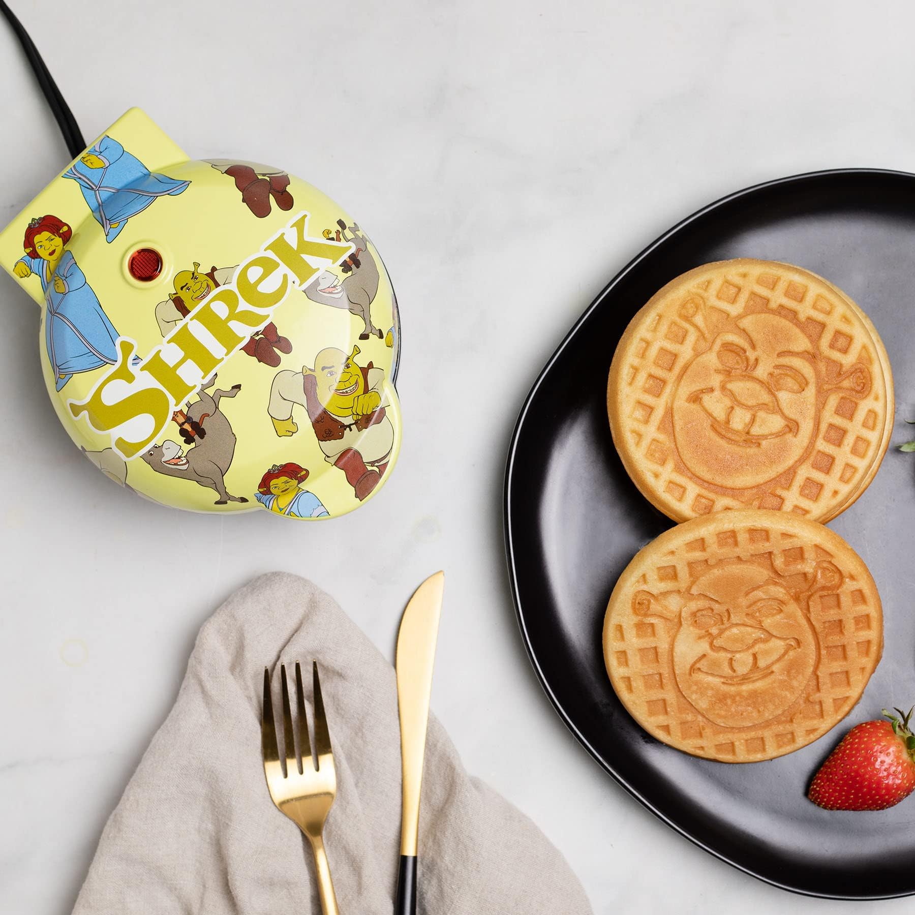 Amazon.com: Uncanny Brands Shrek Mini Waffle Maker - Kitchen Appliance ...