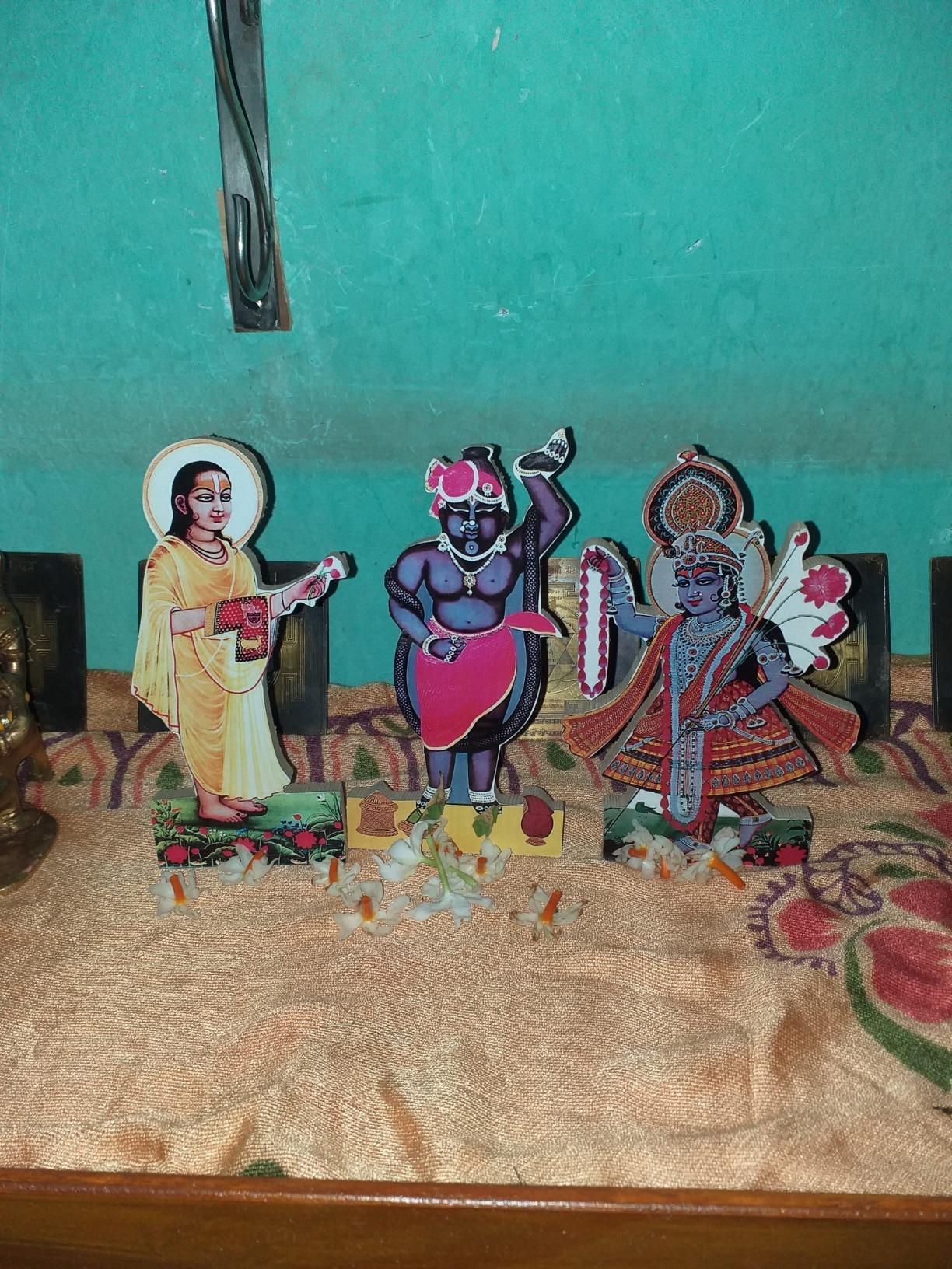 Buy Divine Strings Spiritual, Festive Decorative Krishna Idol ...