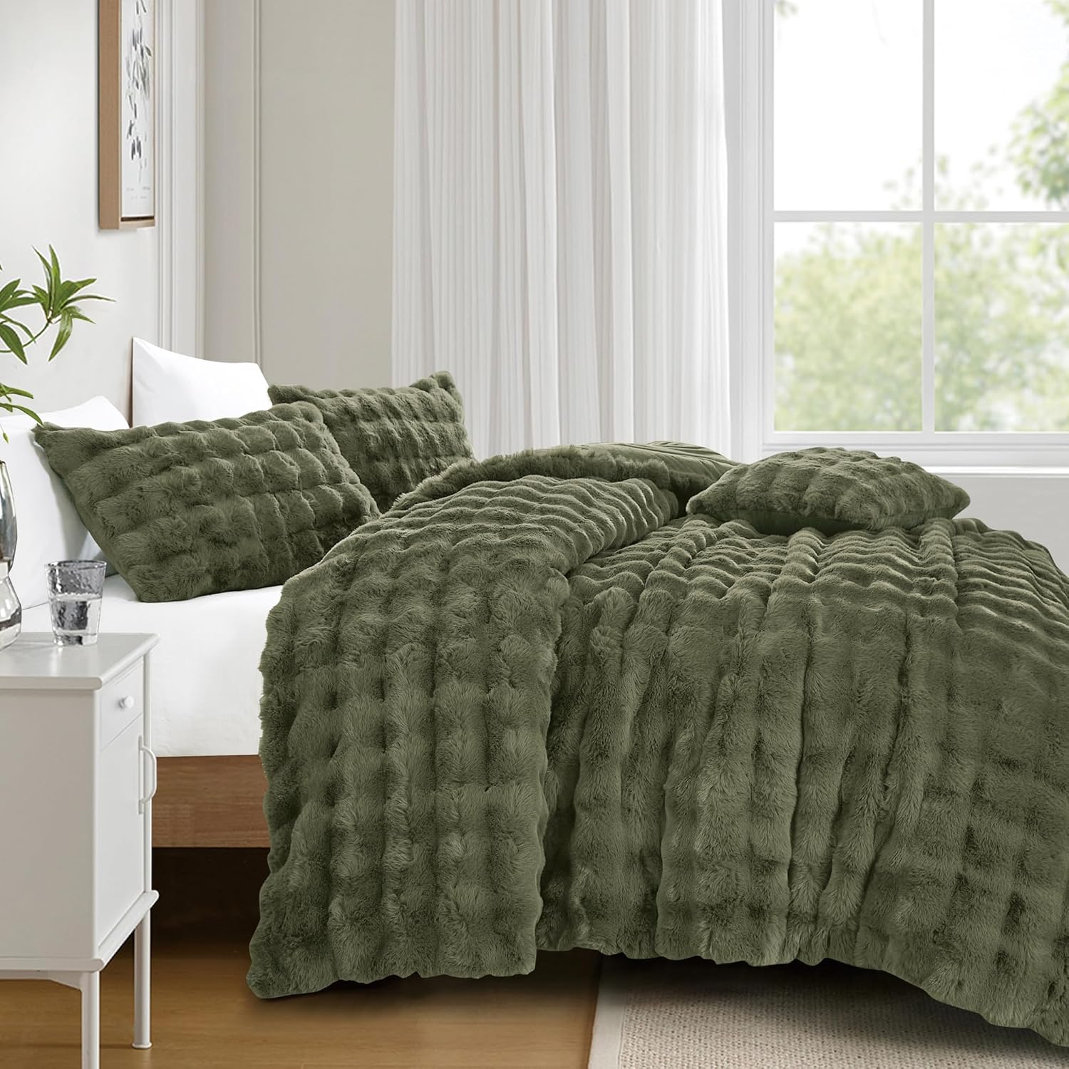 Amazon.com: JCrown Luxury Heavy Weight Long Pile Faux Fur Comforter Set ...