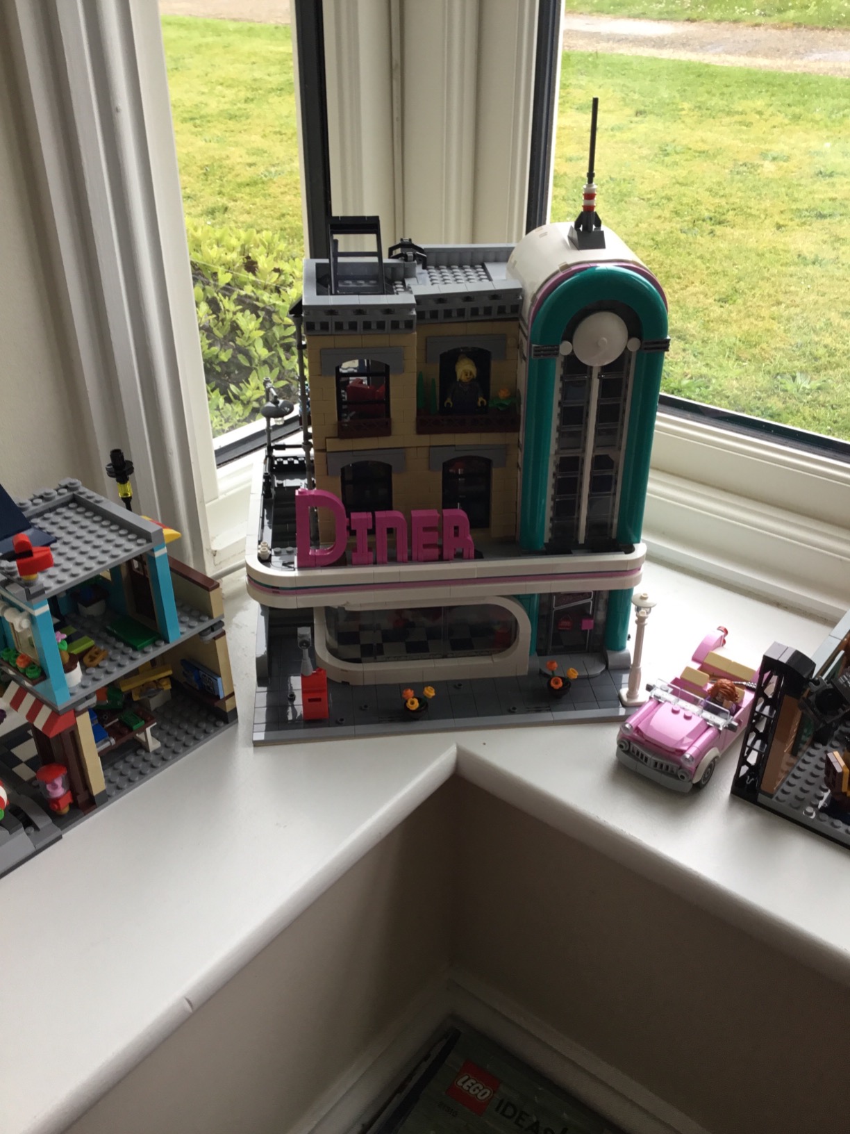 LEGO Creator 10260 "American Diner Toy : LEGO: Amazon.co.uk: Toys & Games