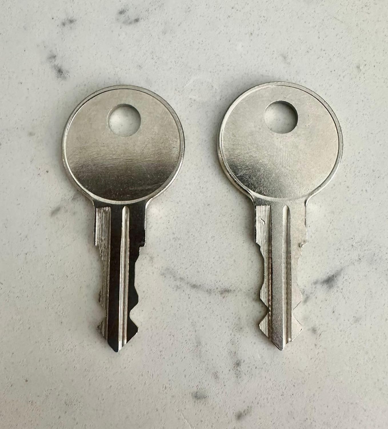 Amazon.com: Generic Two Keys RL024 for RNL Roll N Lock Truck Cap Topper ...