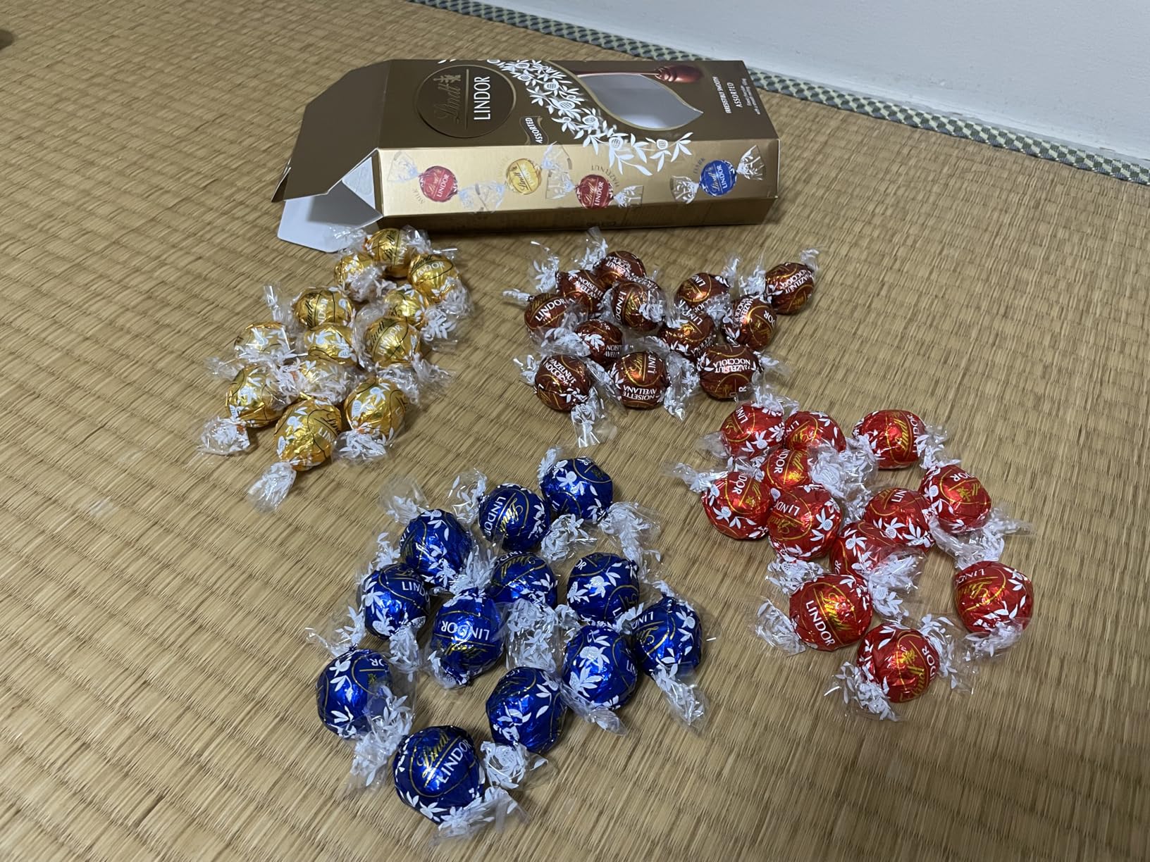 Amazon.co.jp: Linz Lindor 4 Types Assorted, 21.2 oz (600 g), 2 Boxes ...