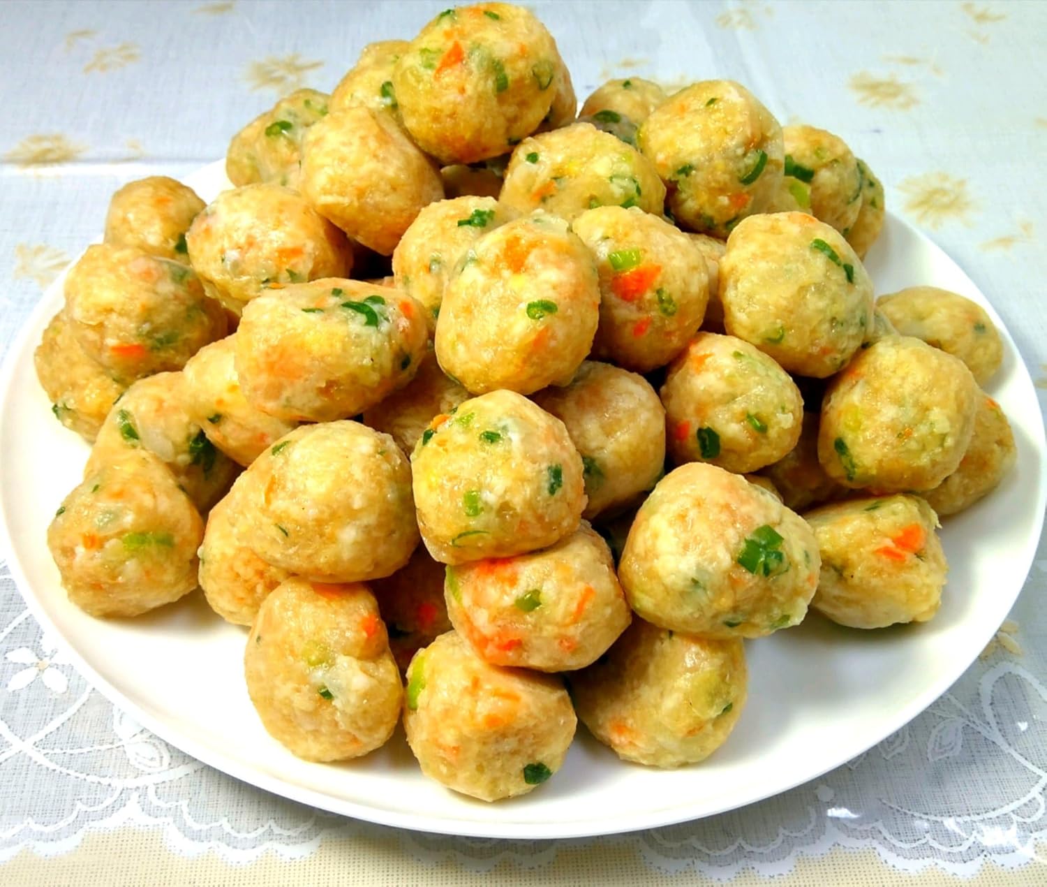 Amazon | 早明浦牧場 野菜鶏だんご1kg(生) ミートボール つくね 肉だんご 4種類の野菜入り 鍋料理 煮物の具 みそ汁の具 おかず 冷凍惣菜 | 早明浦牧場 | 冷凍弁当 通販