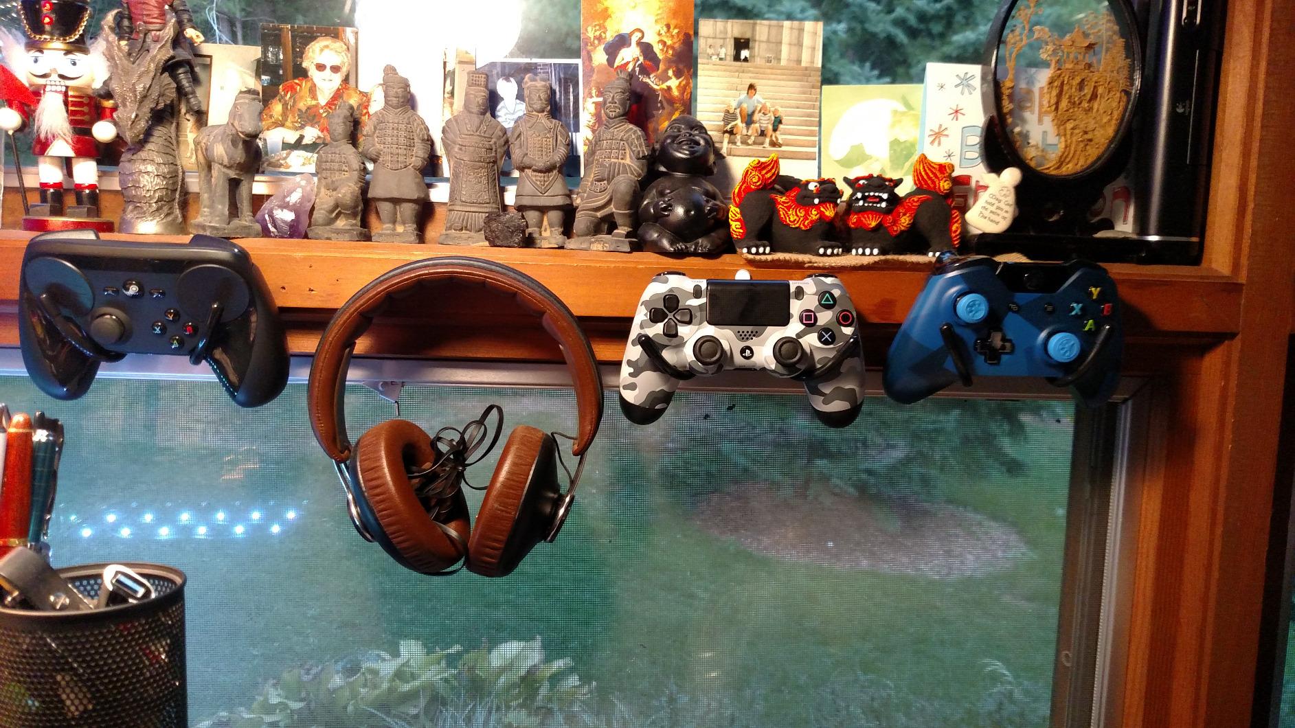 Amazon.com: Wall Clip - Xbox One, PS4, Switch, and Retro Game ...