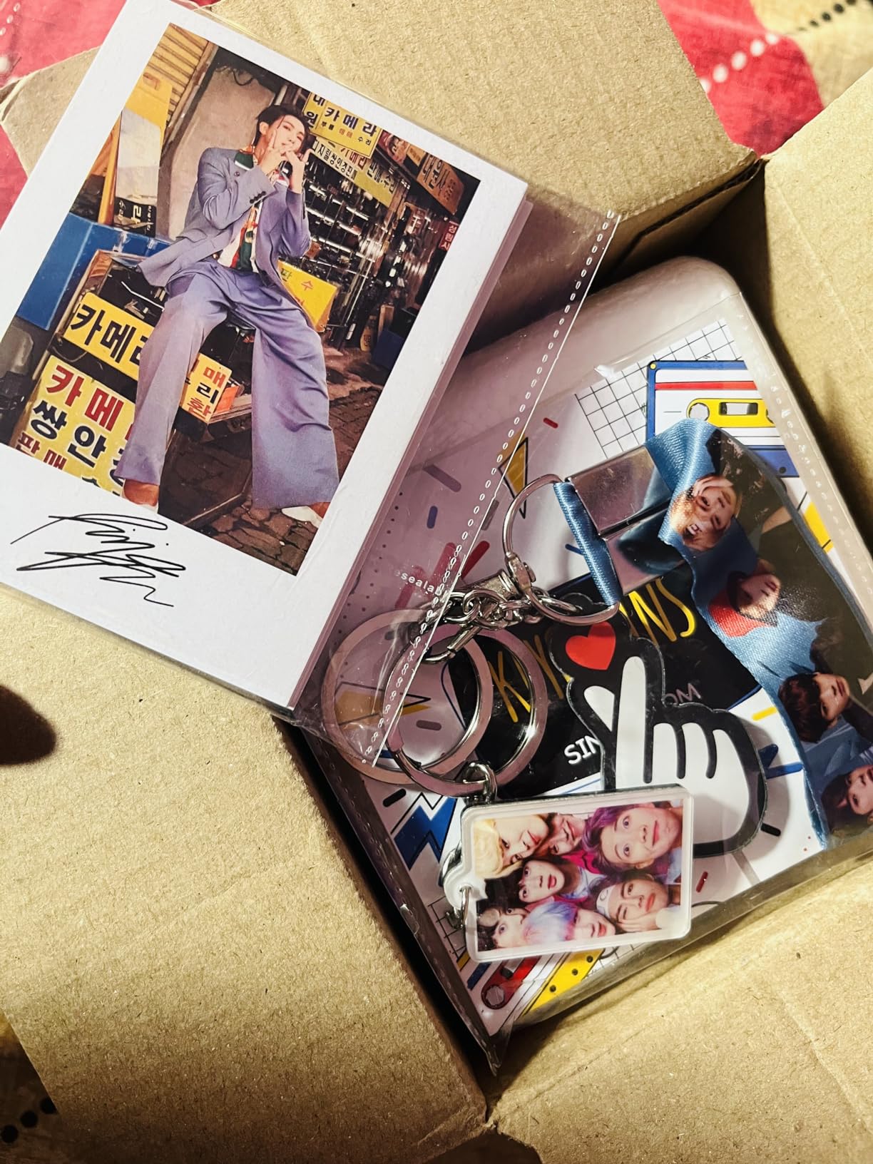 SINCE 7 STORE BTS Gift box for BTS Fans, 8 products: BTS Mug, Lomocards ...