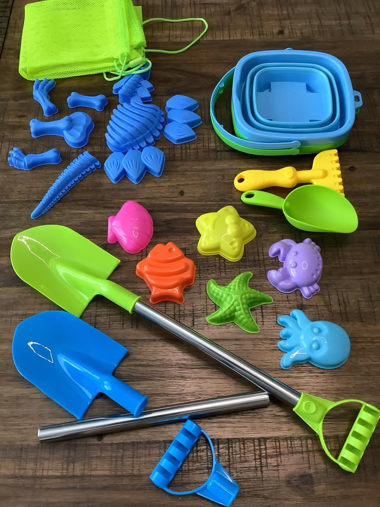 Amazon.com: FUNWEGOT Beach Sand Toys Set Includes Collapsible Buckets 2 ...