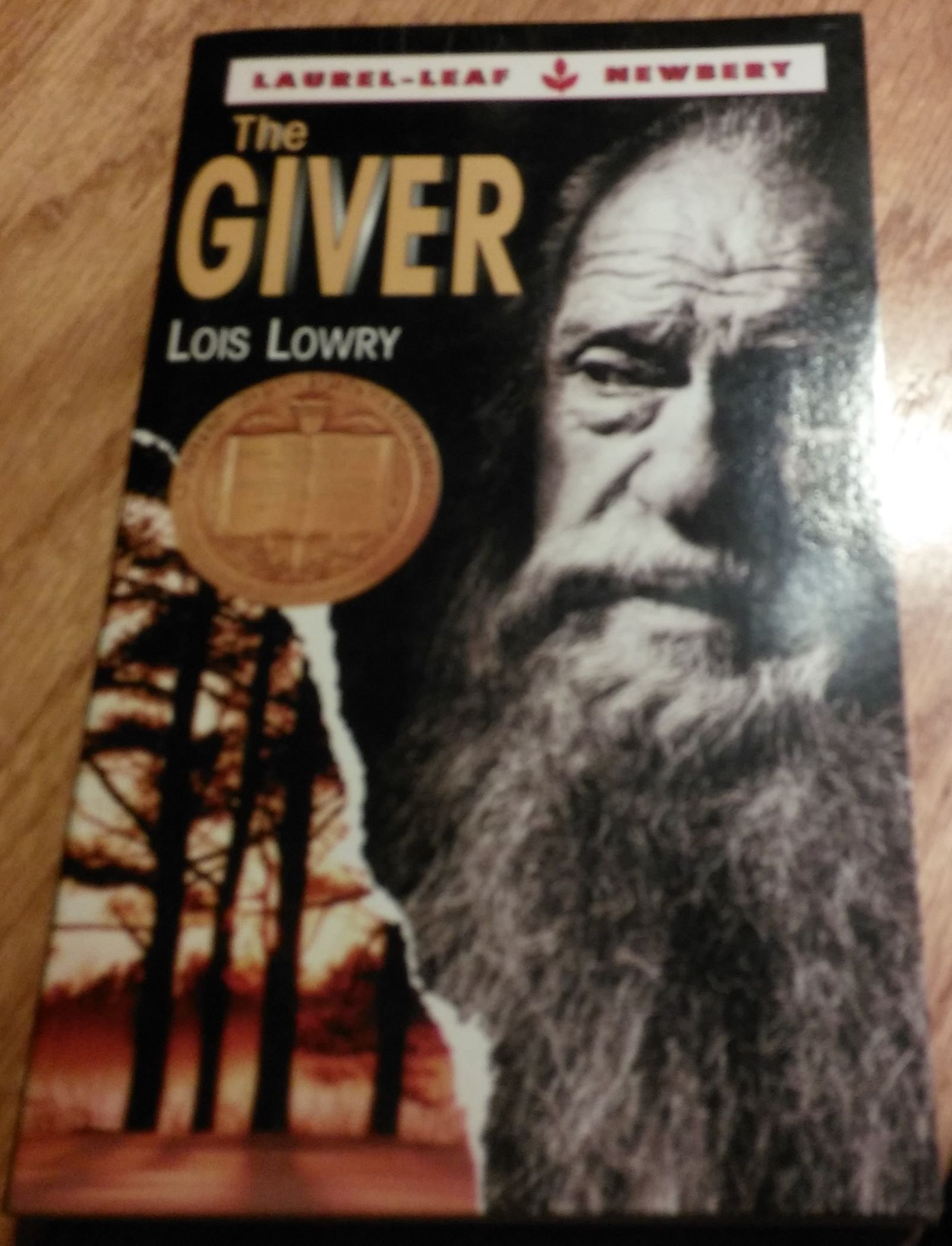 Amazon.com: The Giver: 9780440219071: Lowry, Lois: Books