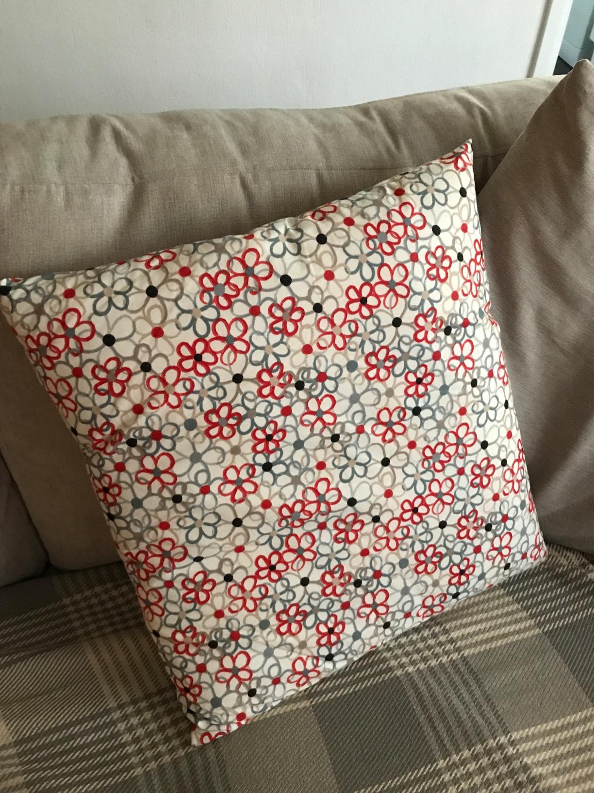 Textiles français Fun & Funky Floral fabric (Grey and Red) - mini ...