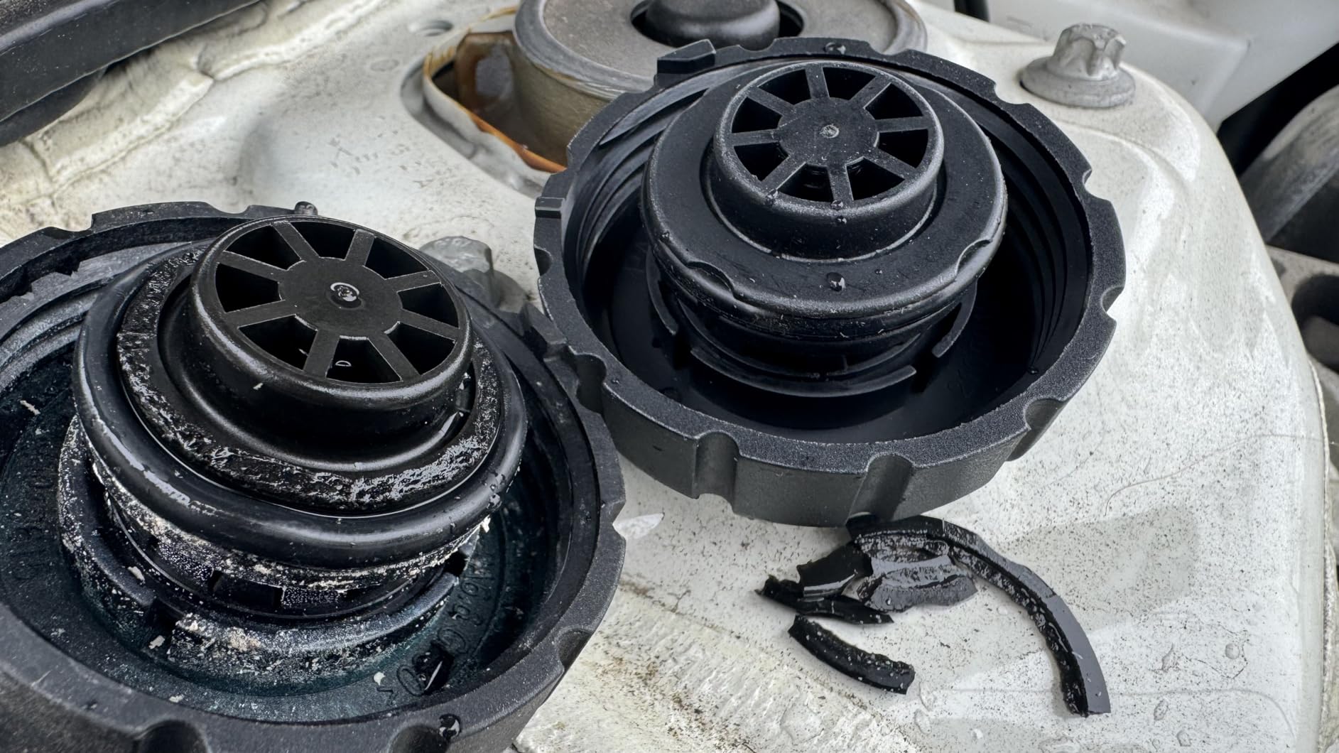 Amazon | メルセデスベンツ用 ラジエター クーラント エクスパンション タンク キャップ 2105010615 2105010315 ...