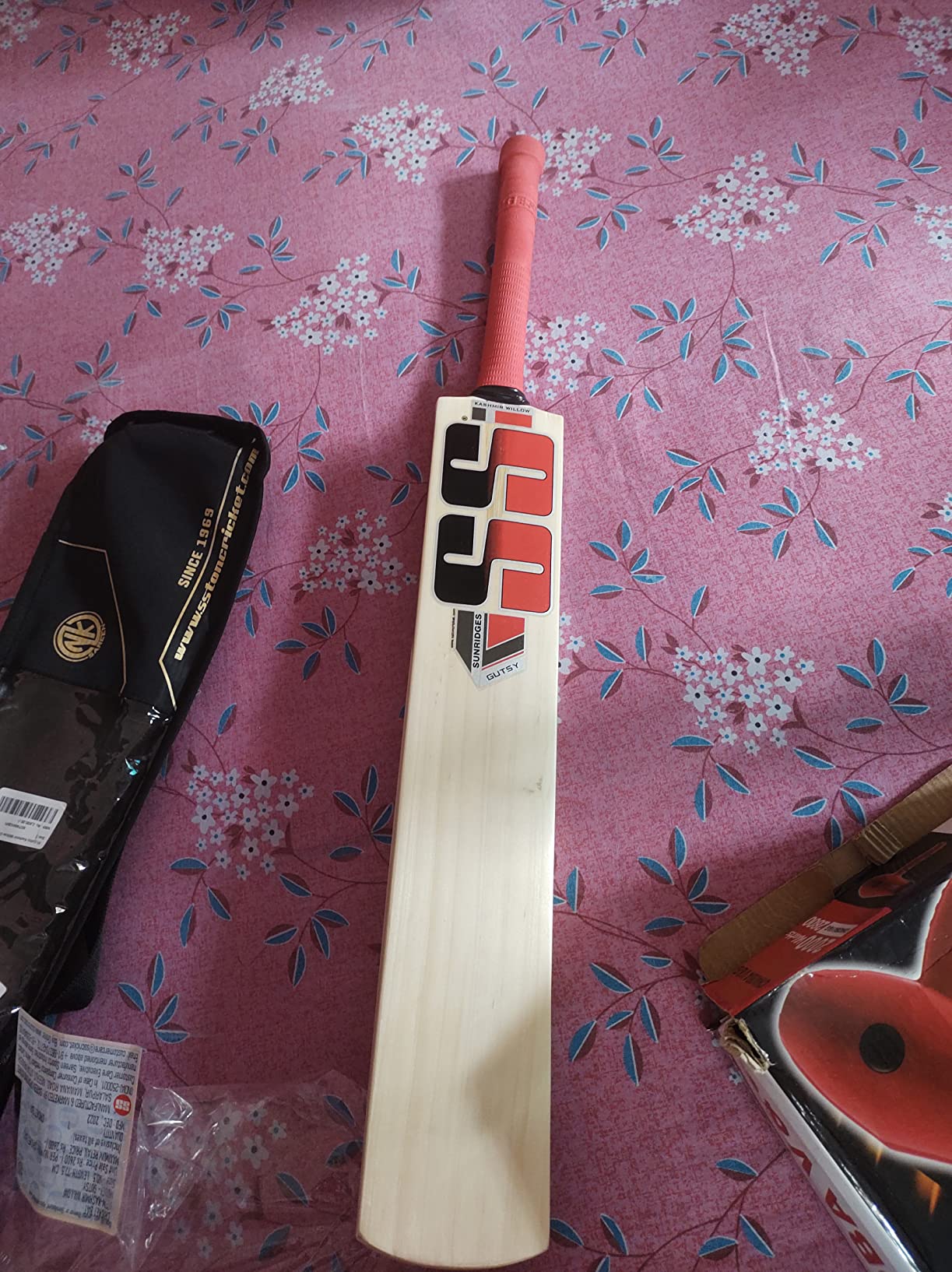 SS Gutsy Kashmir Willow Cricket Bat - Size 5 : Amazon.in: Sports ...