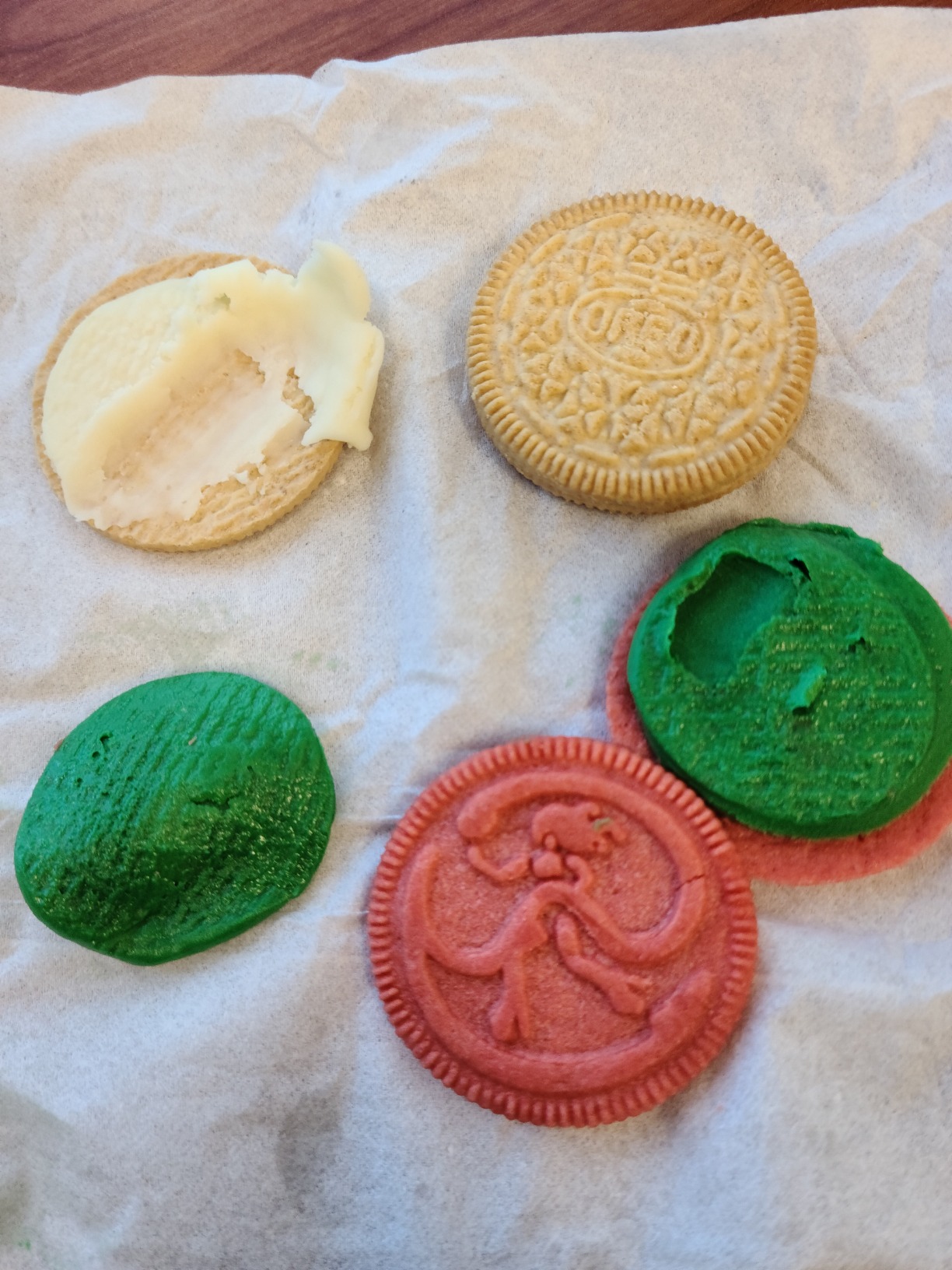 Does your fave own a color? - Base - ATRL