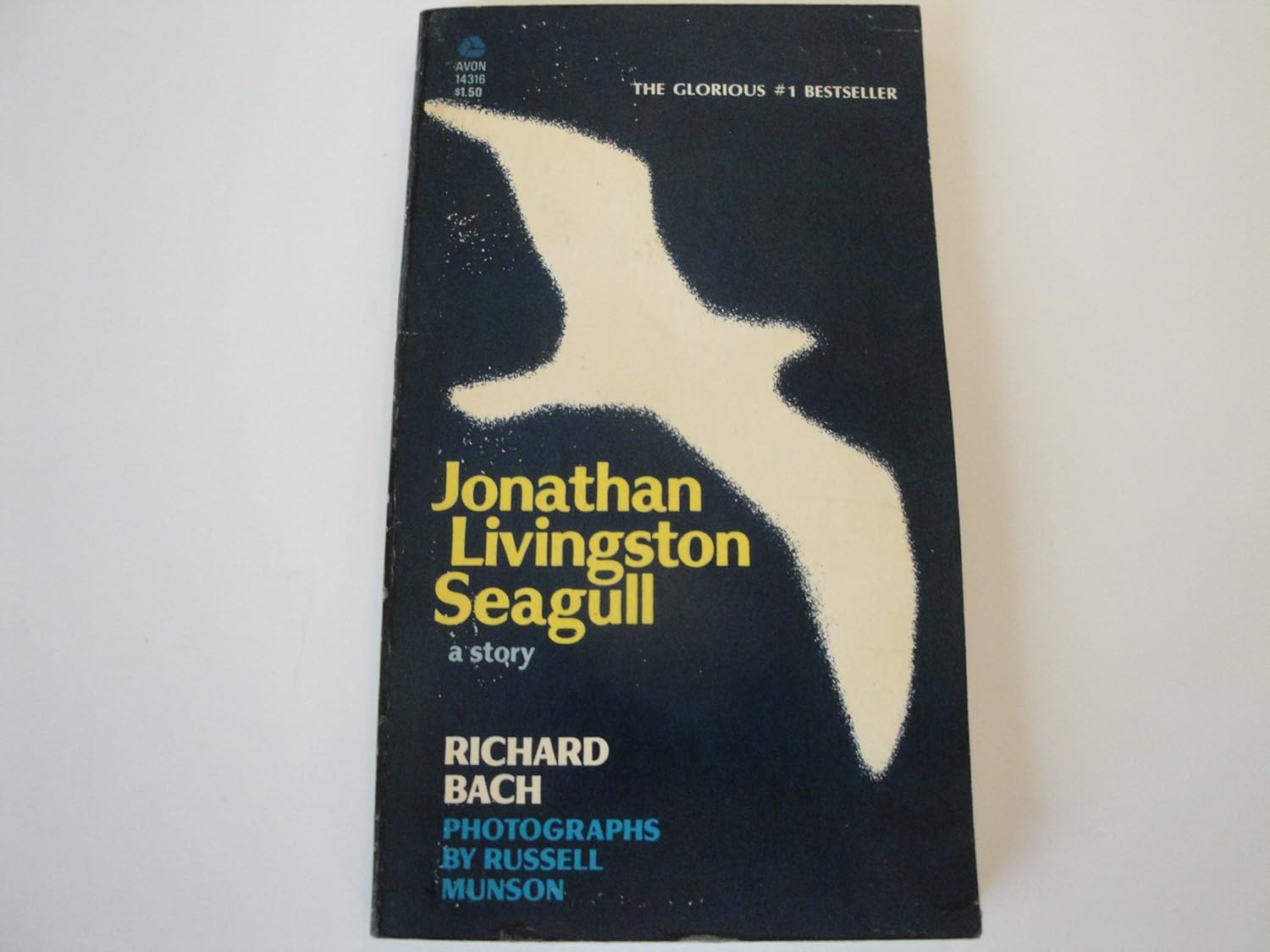 Amazon.com: Jonathan Livingston Seagull a story : Richard Bach ...