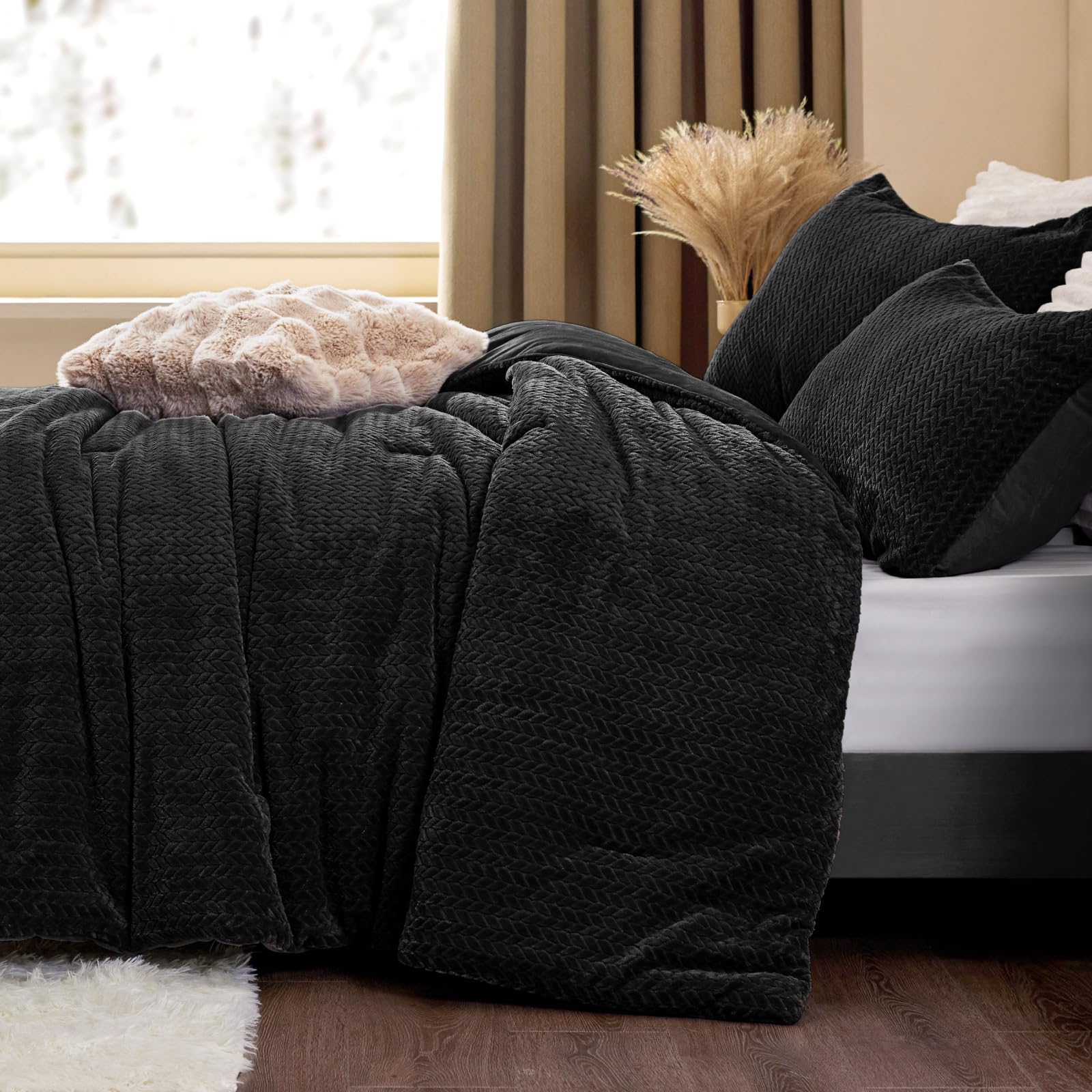 Amazon.com: ChiXpace Fluffy Queen Comforter Set - Furry Black Leaves ...