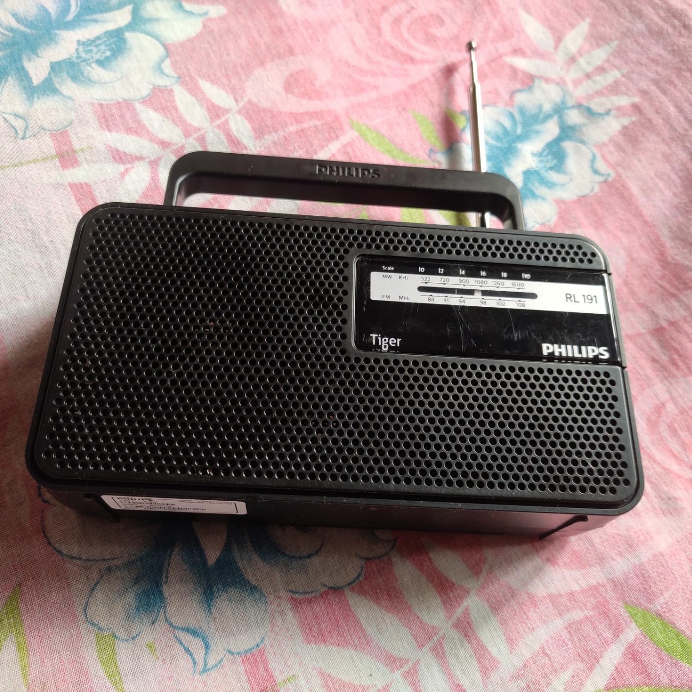 Philips Portable Radio RL191/94 with MW/FM Bands, 180mW RMS Sound ...