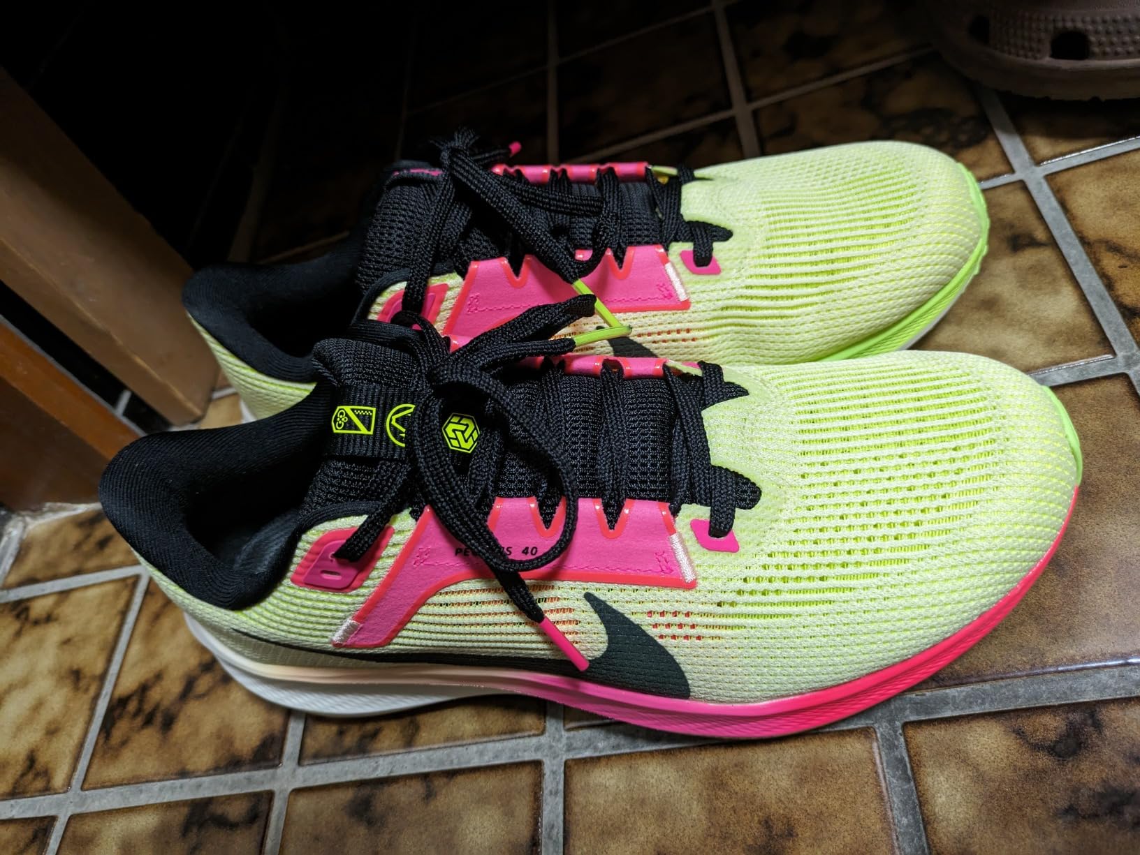 Amazon | [ナイキ] ペガサス 40 プレミアム エキデン Pegasus 40 PRM EKIDEN ルミナスグリーン/ボルト ...