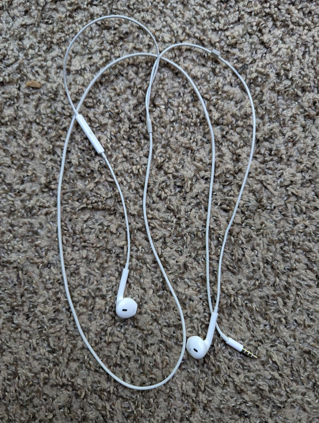 Amazon.com: Apple EarPods Headphones with 3.5mm Plug, Wired Ear Buds ...