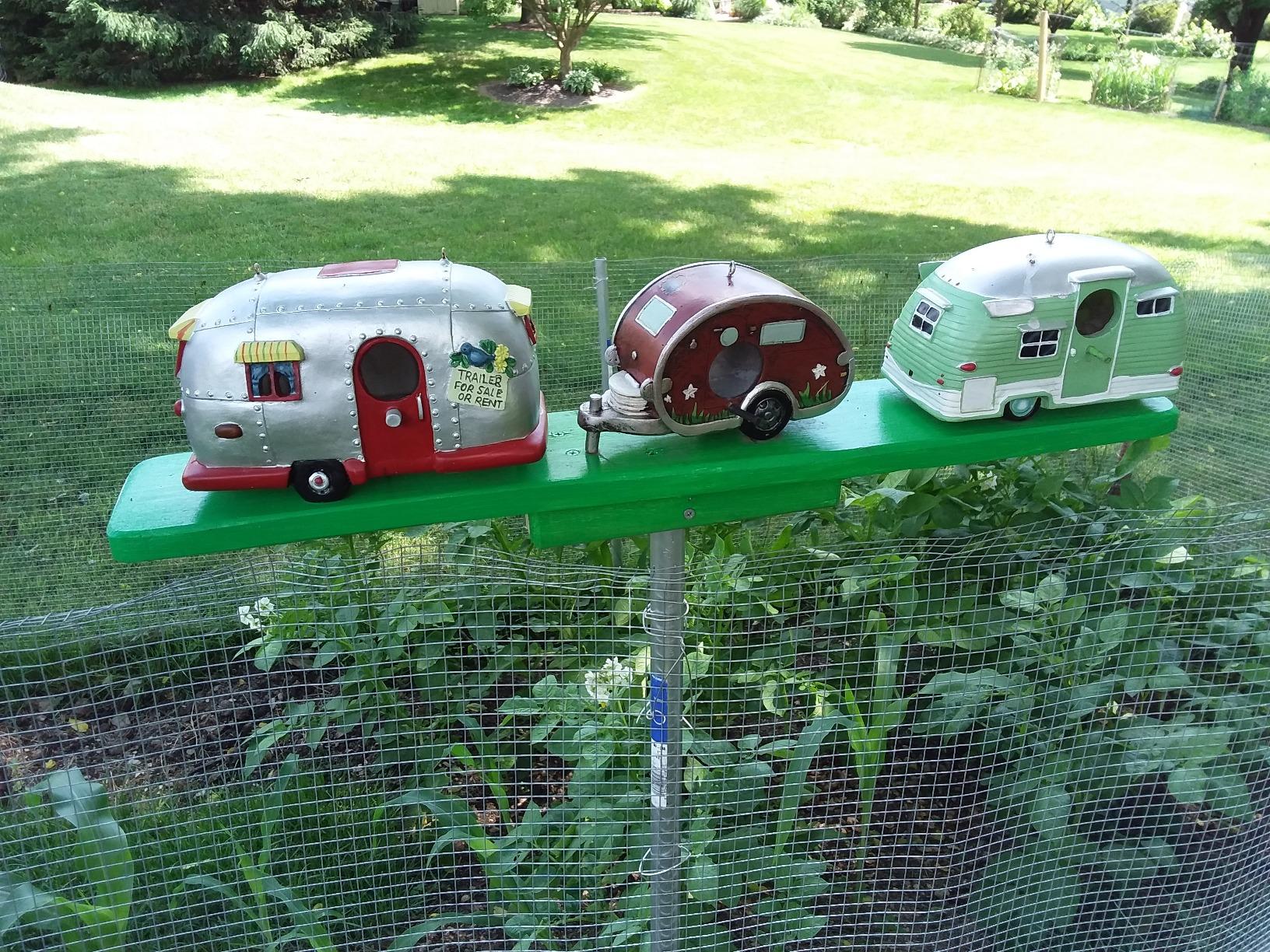 Amazon.com : KEXMY Birdhouse Camper Trailer, RV Collectible Garden ...