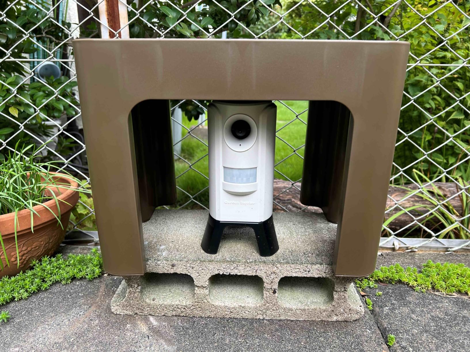 Amazon.co.jp: ユタカメイク(Yutaka Make) GDX-3 変動超音波式ネコ被害軽減器 ガーデンバリアIII 感知範囲約100㎡ バッテリー内蔵 充電式 ハクビシンにも効果 ...