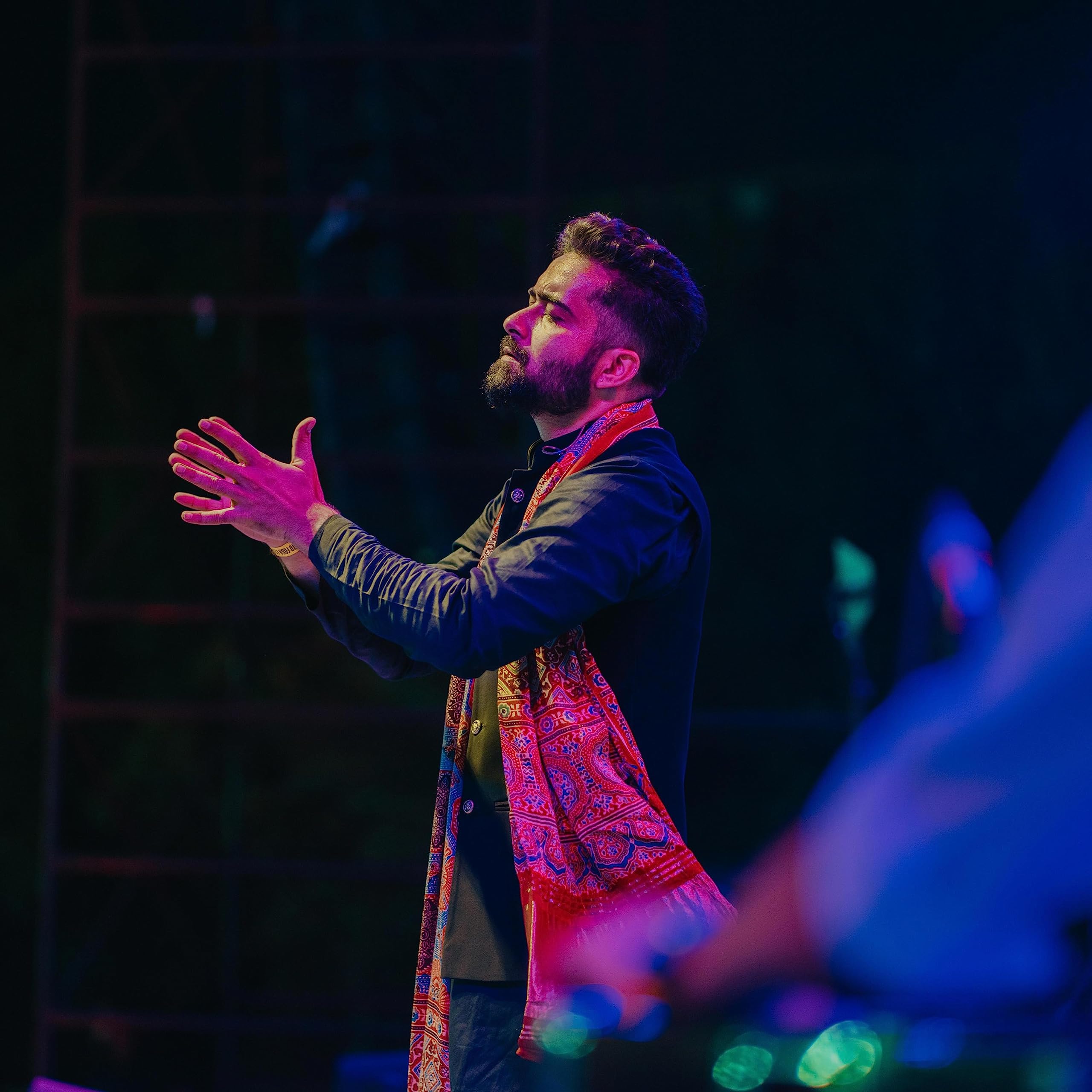 Mainu Chadh Ke Kali Nu song by Nusrat Fateh Ali Khan from Mehfil by ...